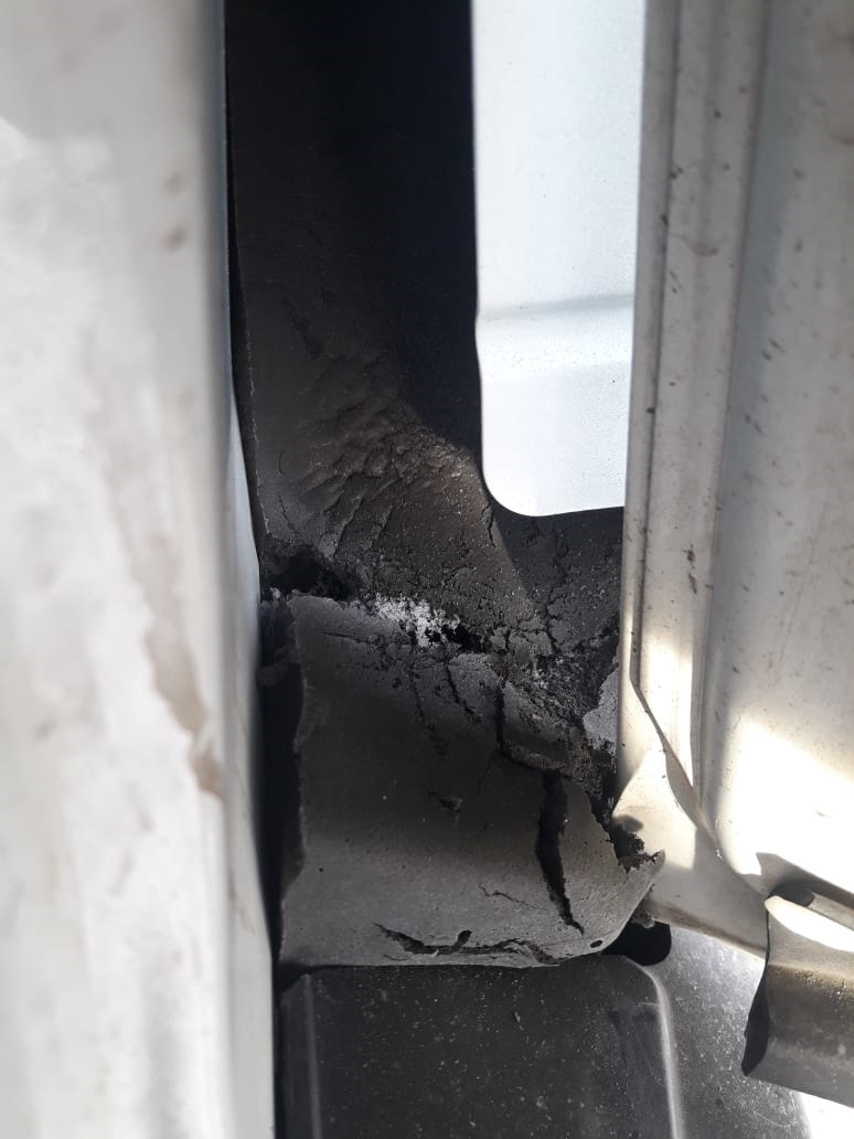 Уплотнительный элемент в передних крыльях, который разбухает и портит ...