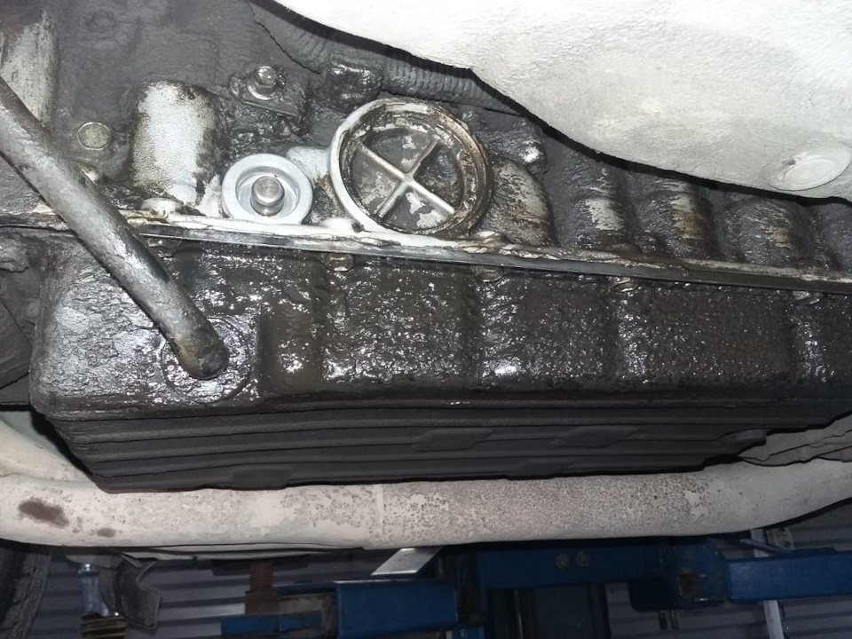 замена прокладок выпускного коллектора и сальника штока выбора передач ...