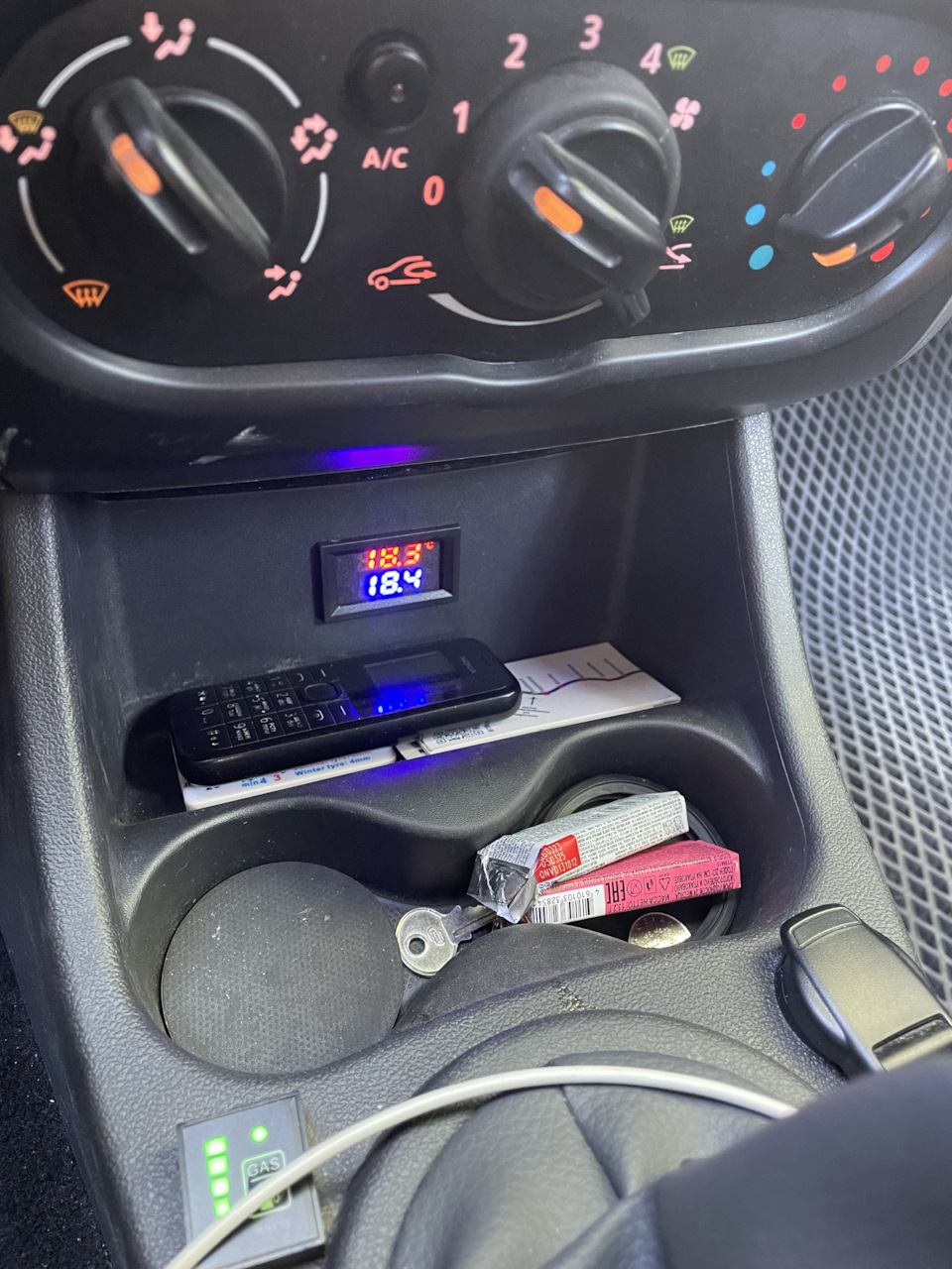 Установка вольтметра и датчика температуры — Nissan Almera V (G11/15 ...