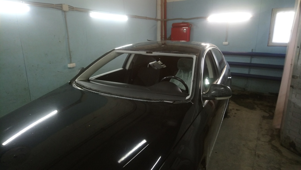 Меняем ветровое стекло Пассат В6 — Volkswagen Passat B6, 2 л, 2007 года ...