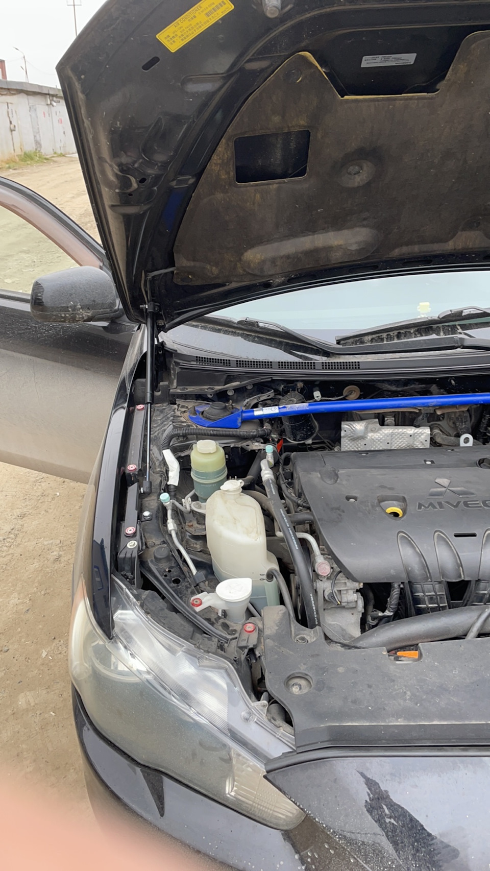 Амортизатор капота для Mitsubishi Lancer X — Mitsubishi Lancer X, 9,9 л ...