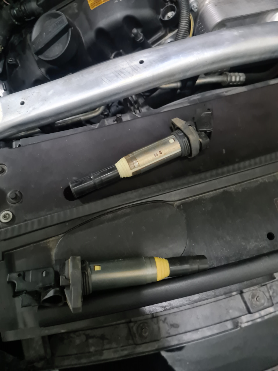Замена наконечника катушки зажигания — BMW X6 (E71/E72), 3 л, 2011 года ...