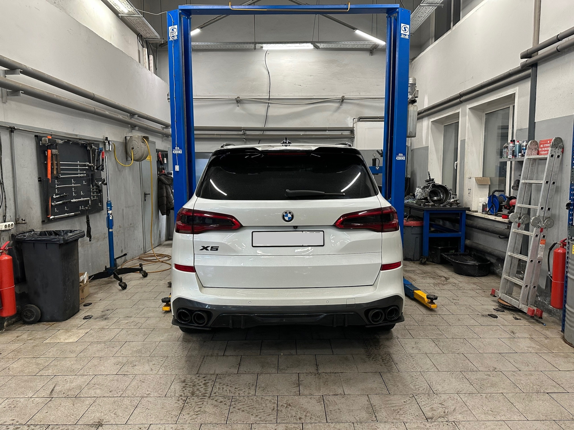 39. Обслуживание BMW X5 G05: оригинальные рычаги, колодки, сход-развал ...