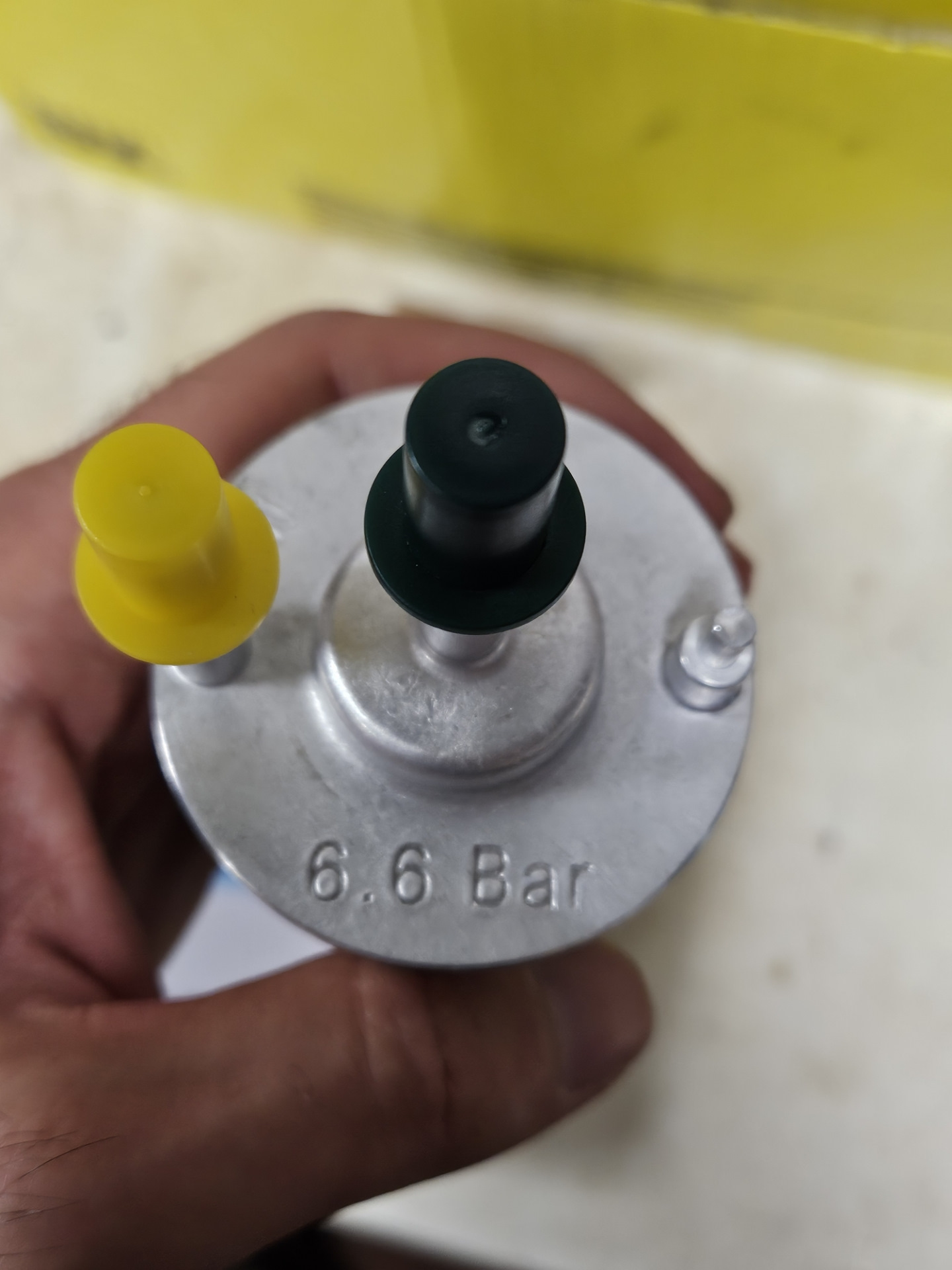 Замена топливного фильтра UFI 3184000 — Skoda Rapid (1G), 1,4 л, 2019 ...