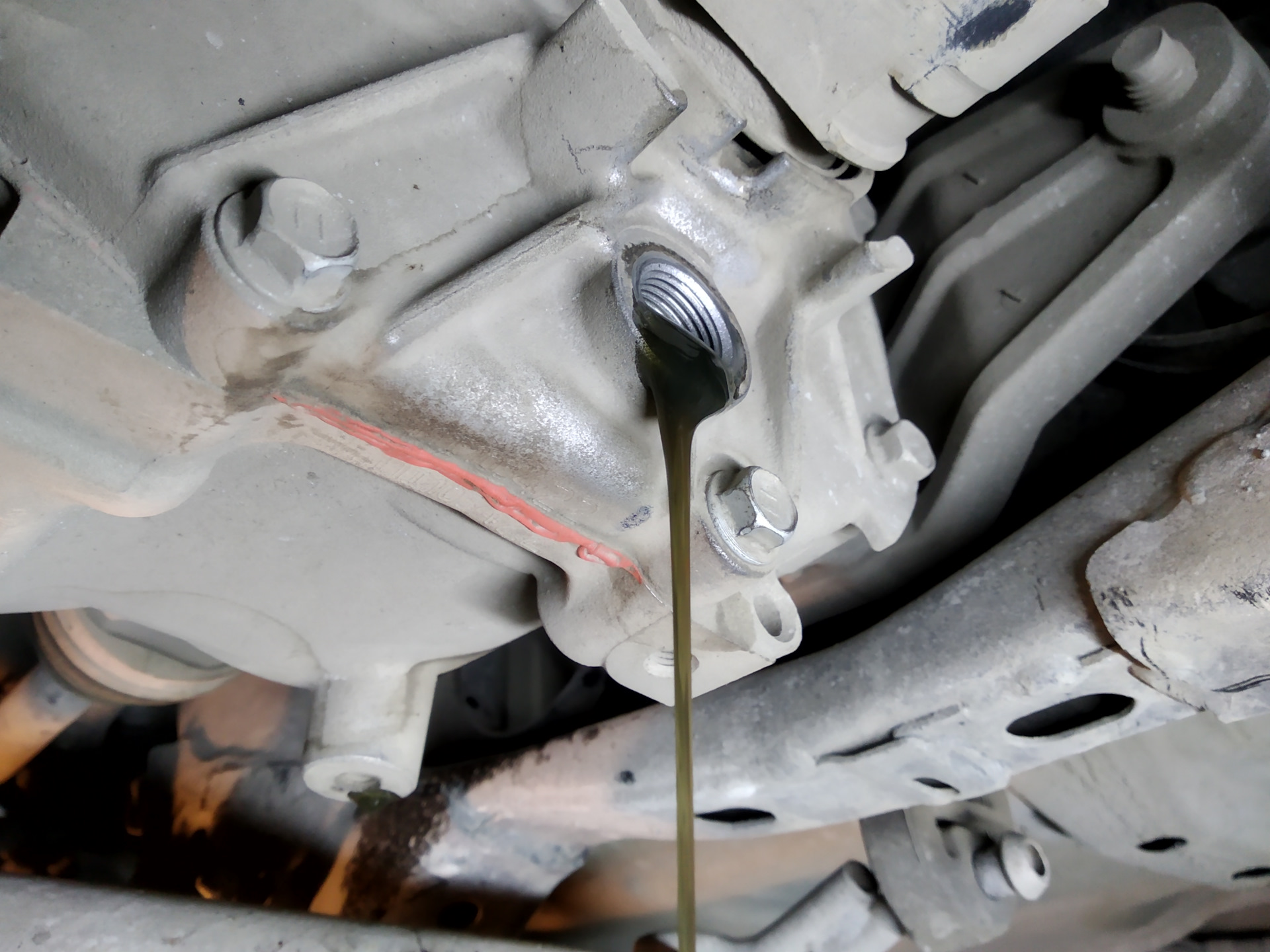 Замена масла в раздатке и дифференциале — Toyota RAV4 (III), 2 л, 2011 ...