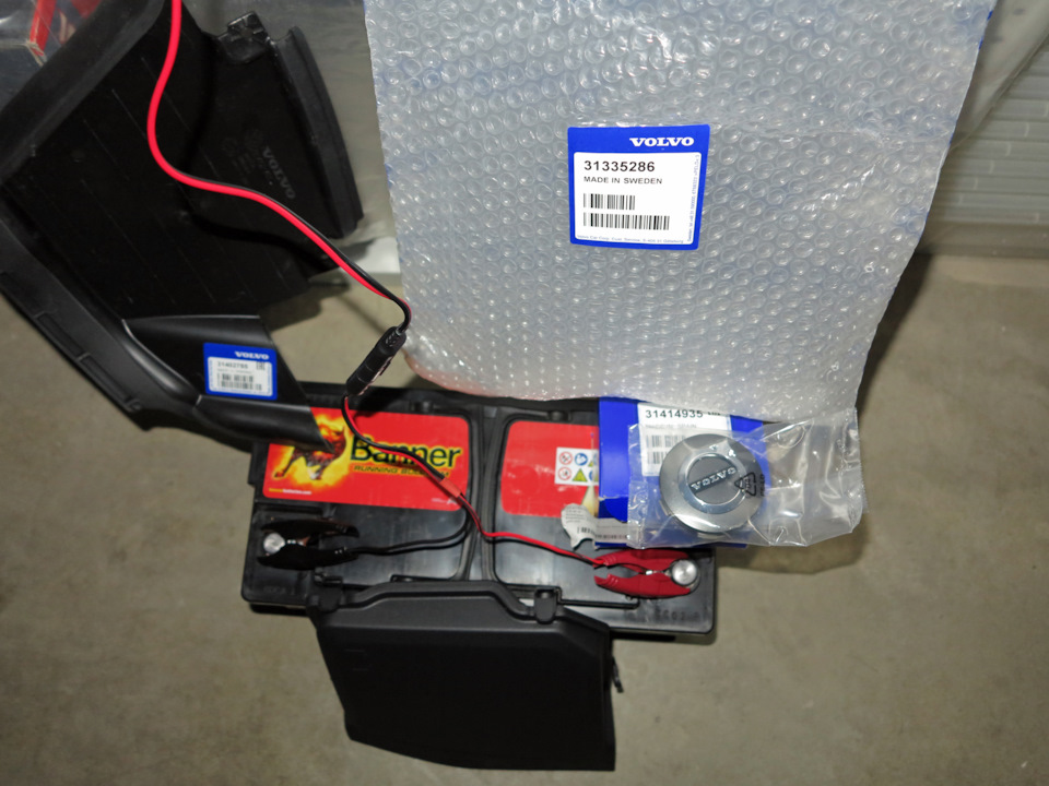 Установка АКБ AGM и защиты ремня + новые колпачки на диски — Volvo XC70 ...