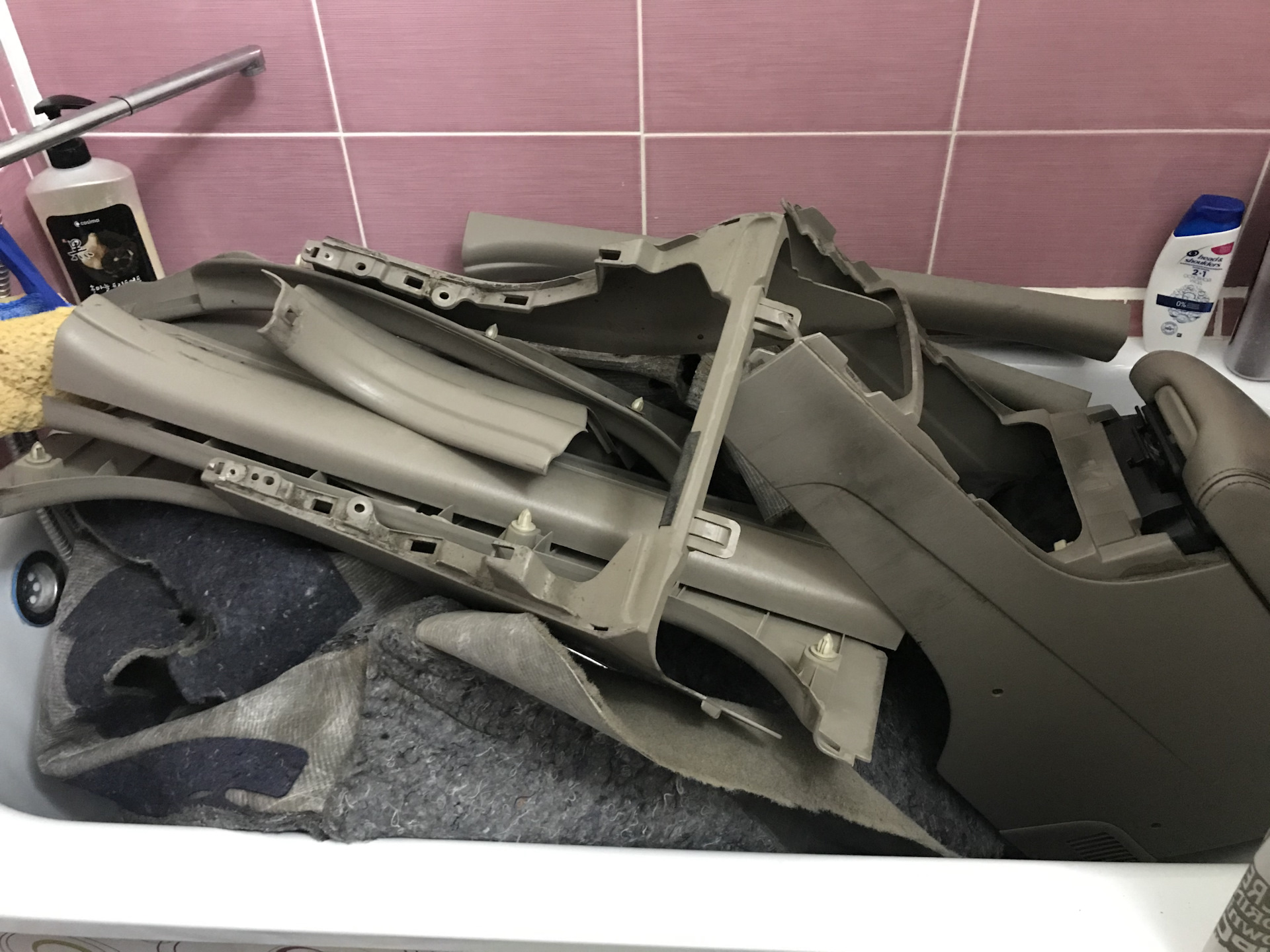 Резиновые заглушки в салон и покрытие антигравием задних арок. — Toyota ...