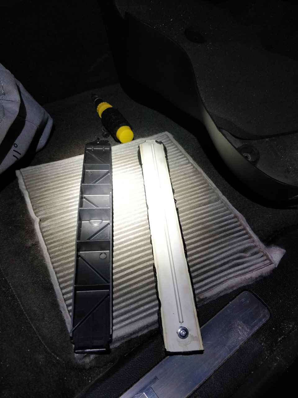 Установил оригинальную крышку салонного фильтра (GM 22759208) + смена ...