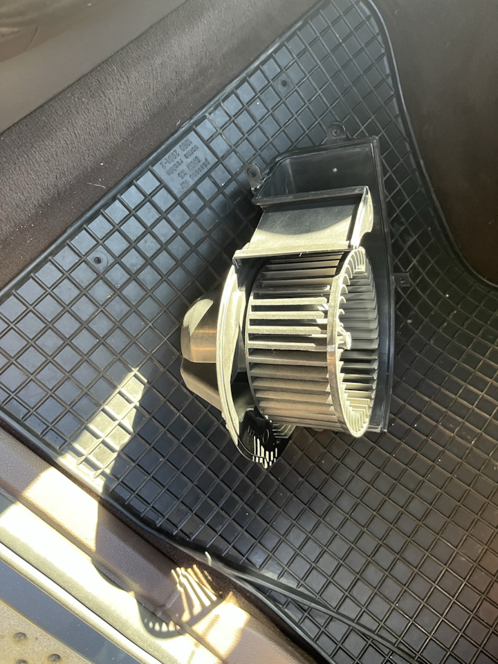 вентилятор печки на BMW E70 на BMW X5 (E70). Б/у | 3 500 ₽ в городе ...