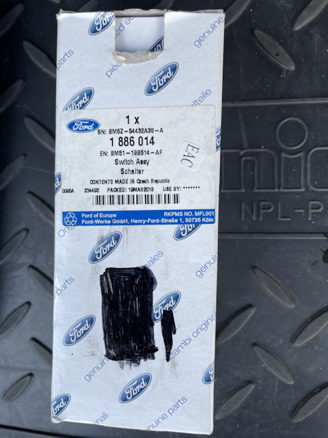 1886014 Кнопка открывания багажника с подсветкой номерного знака / B ...