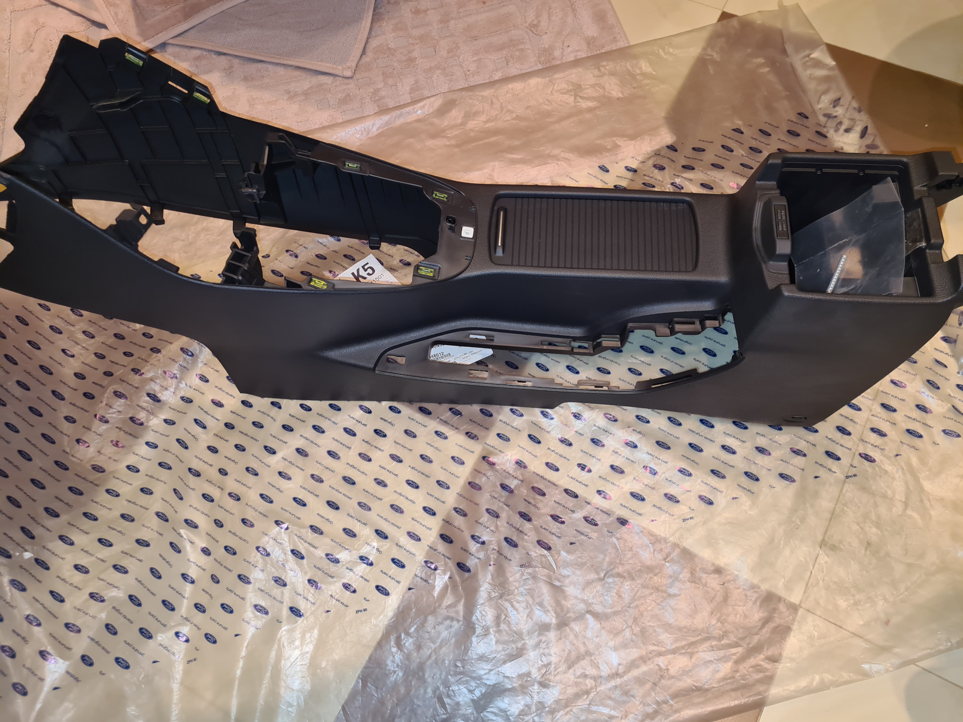 Установка панель консоли (он же подлокотник) рестайлинг — Ford Focus ...