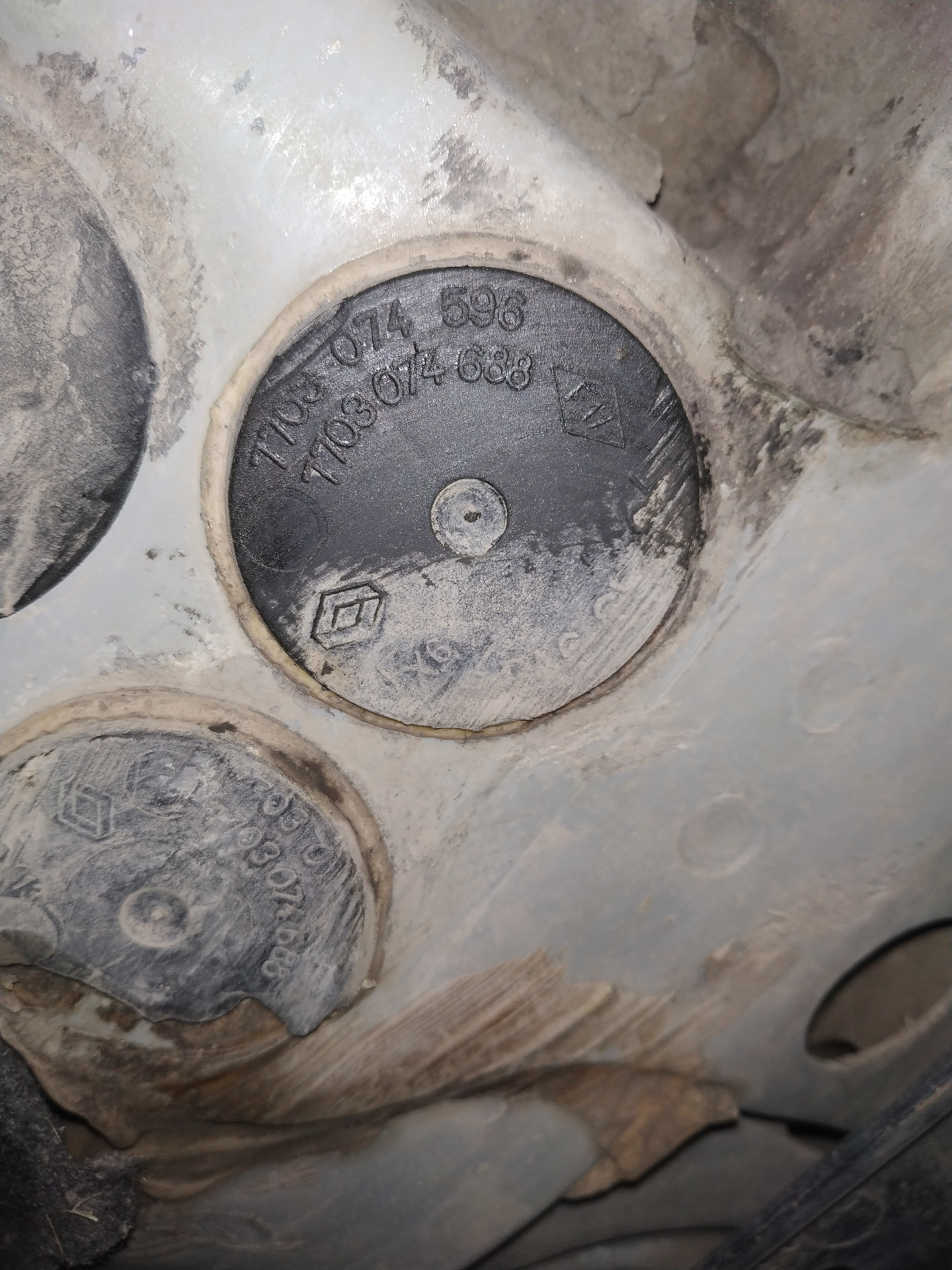 Заглушки под днищем автомобиля — Renault Scenic III, 1,6 л, 2011 года ...