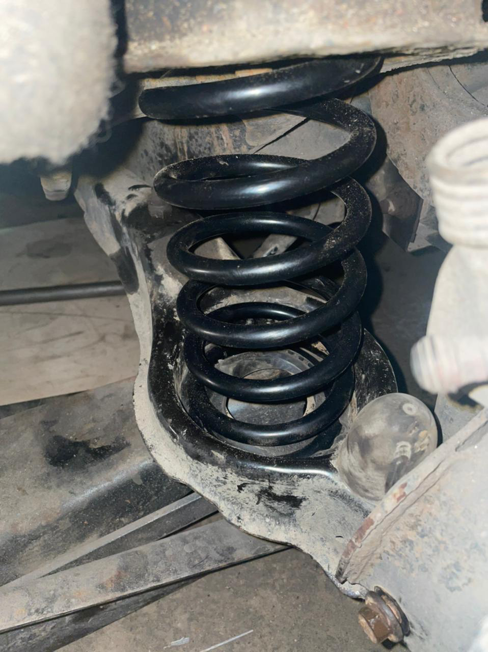 Замена задних пружин — Ford C-Max I, 2 л, 2007 года | поломка | DRIVE2