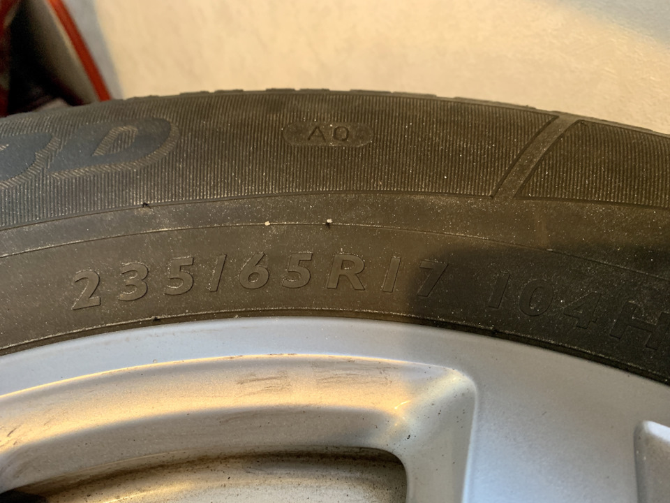Шины зимние нешипованные Dunlop 235/65 R17, литые диски Audi 7Jx17 ET ...