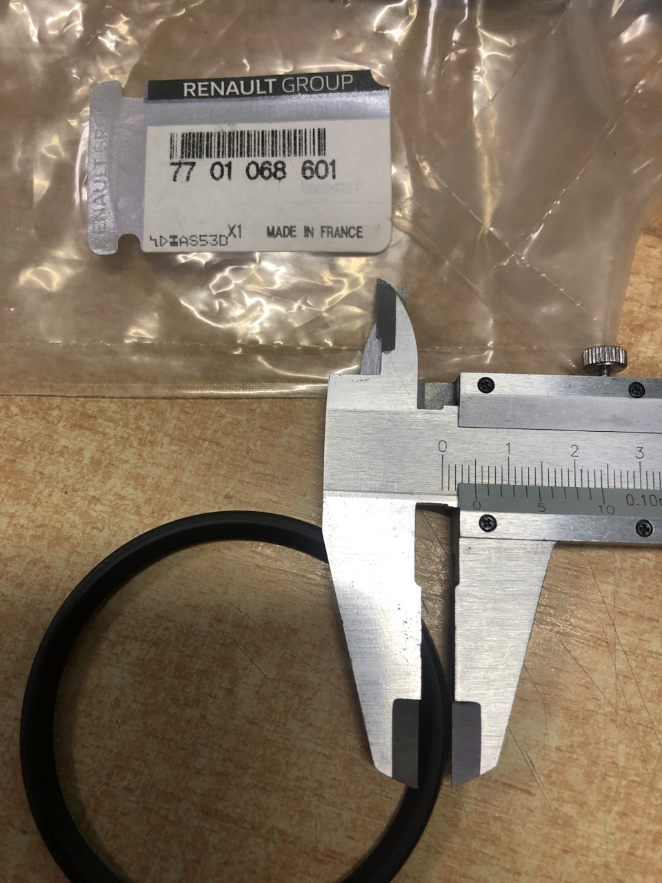 7701068601 Уплотнитель возд. патрубка (рез) RENAULT | Запчасти на DRIVE2