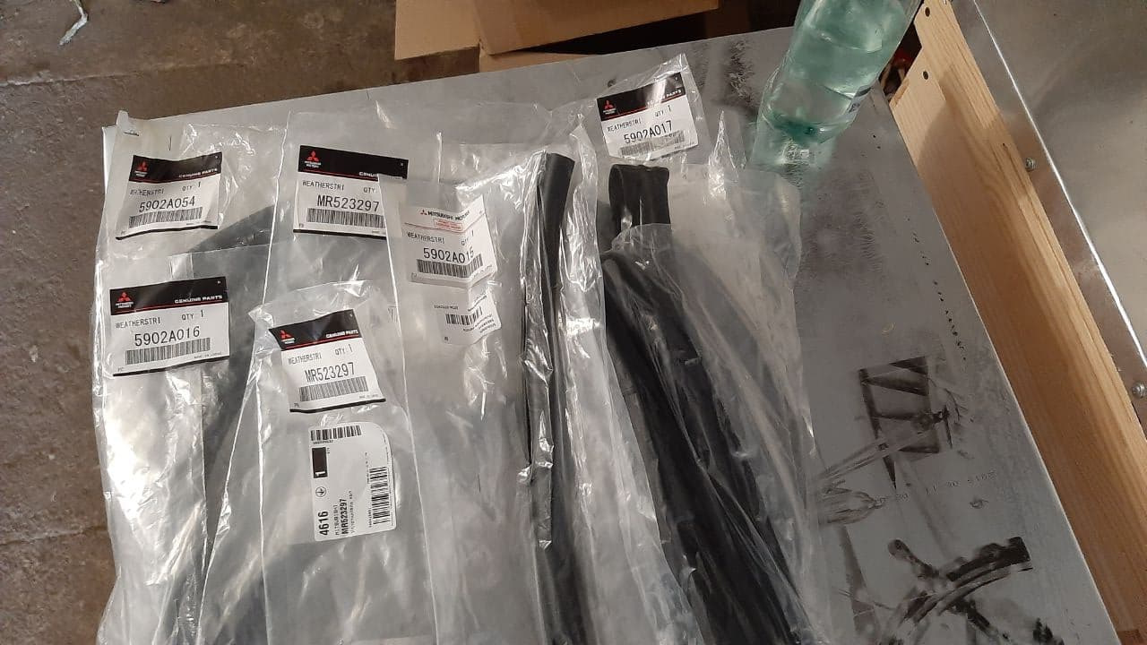 Замена подкапотных уплотнителей. — Mitsubishi Pajero (4G), 3,2 л, 2010 ...