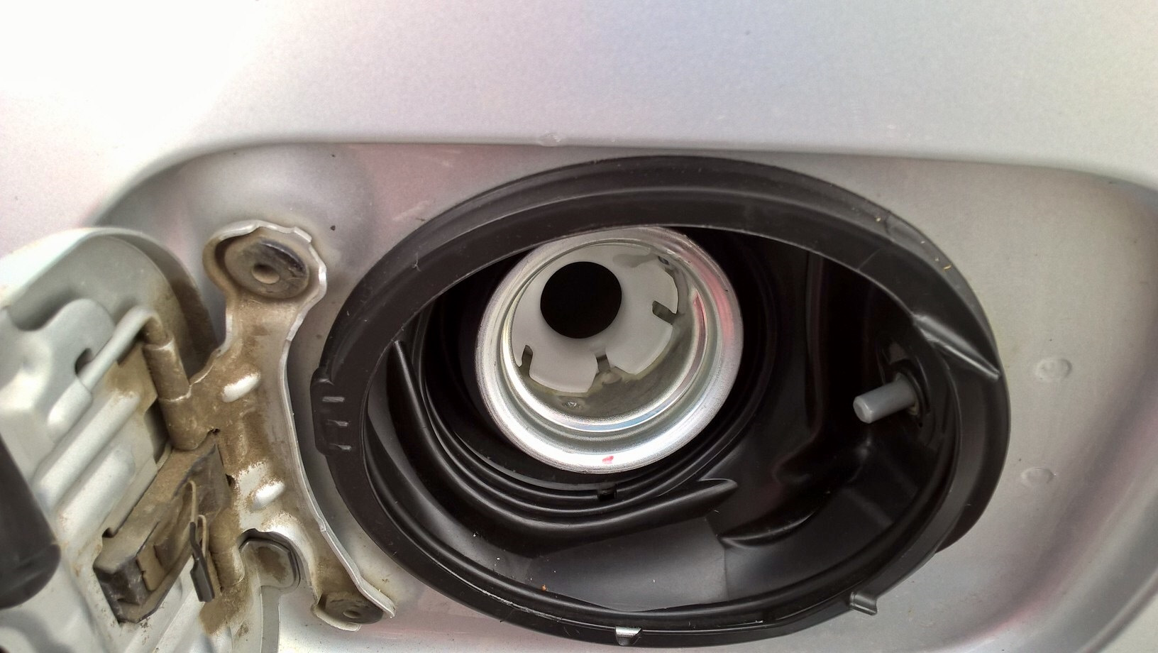 Труба бензопровода, подкрылки и антикор арок. — Toyota RAV4 (III), 2 л ...