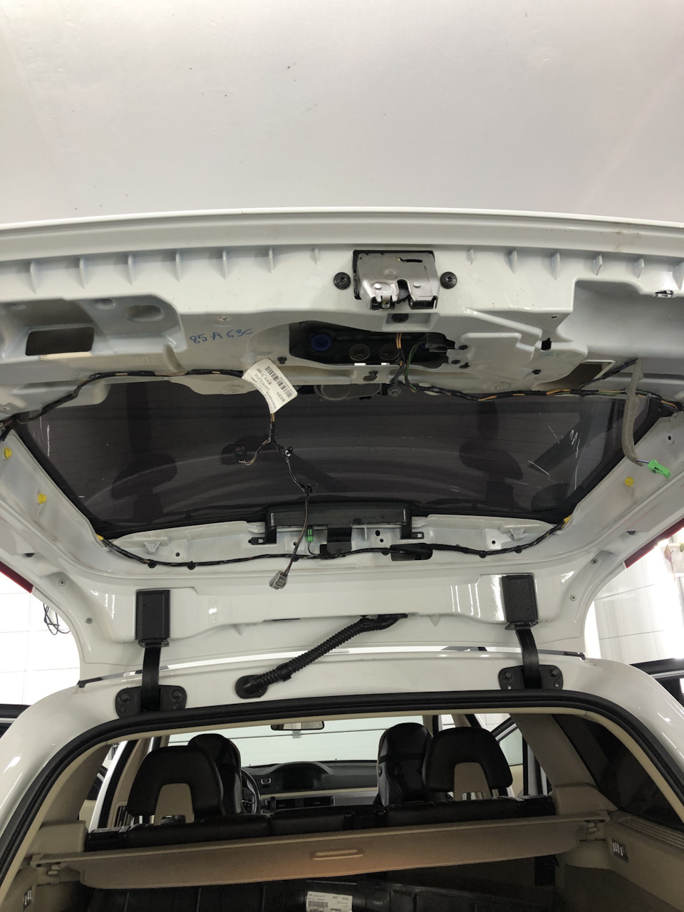 Ремонт замка багажника — Volvo XC70 III, 2,4 л, 2014 года | своими ...