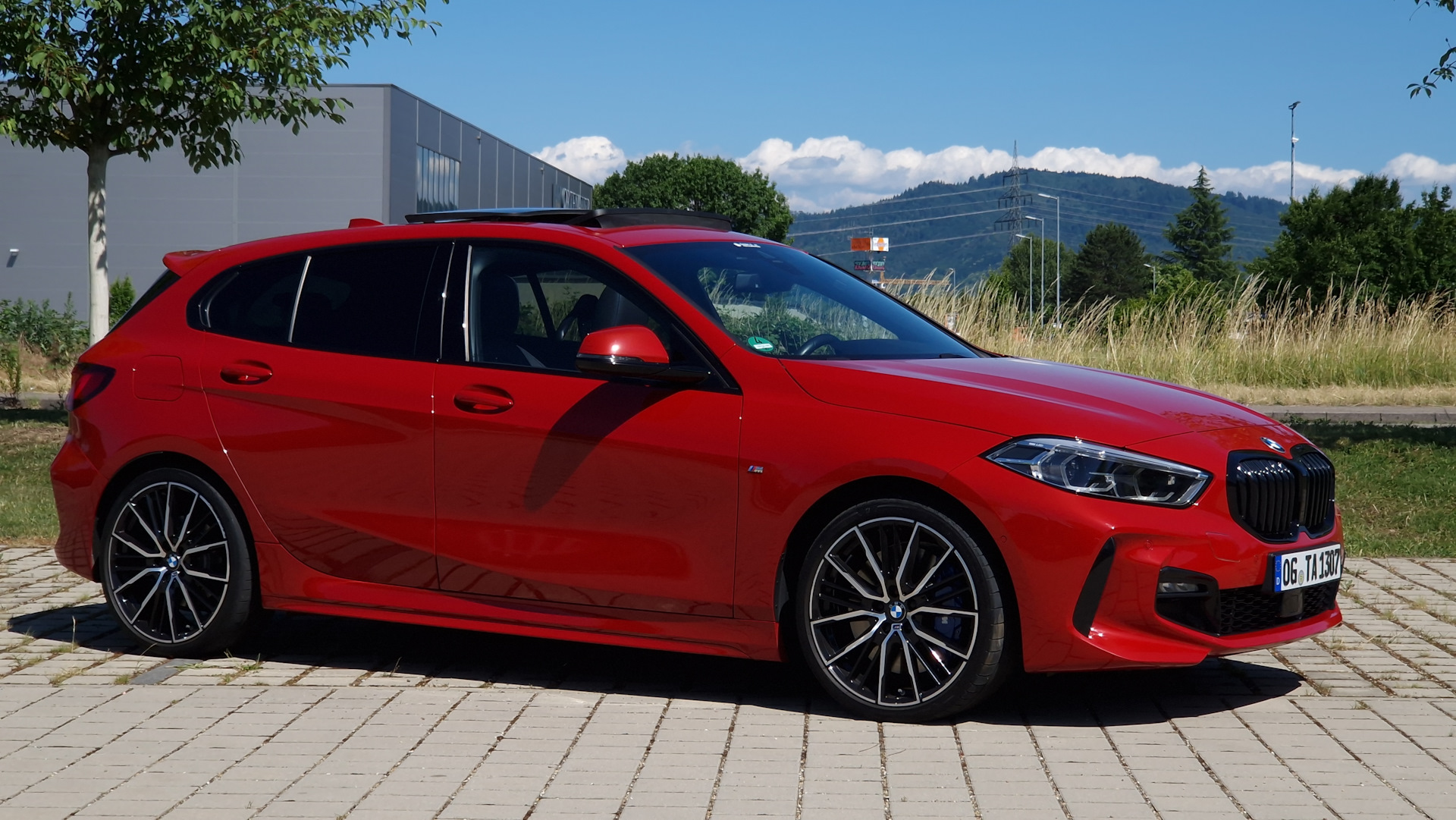 А вот и наше большое кино… теперь красная — BMW 1 series (F40), 2 л ...