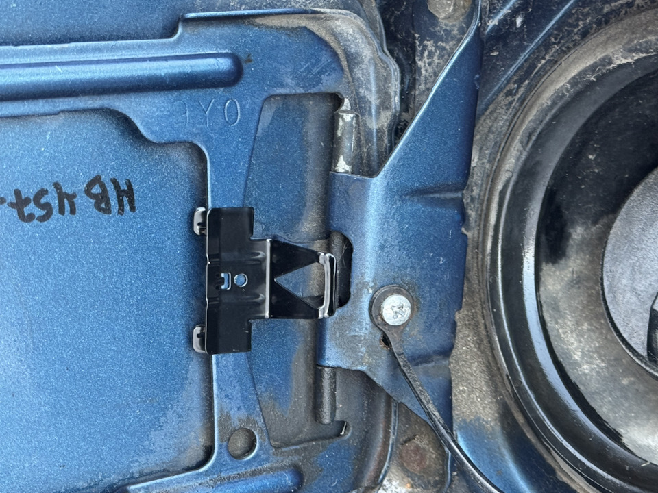 Замена пружины лючка бензобака — Nissan Teana (J31), 2,3 л, 2007 года ...