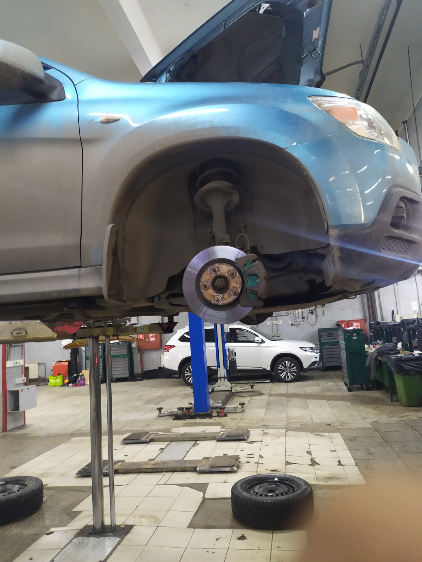 Замена приводного ремня натежителя роликов — Mitsubishi ASX, 1,8 л ...