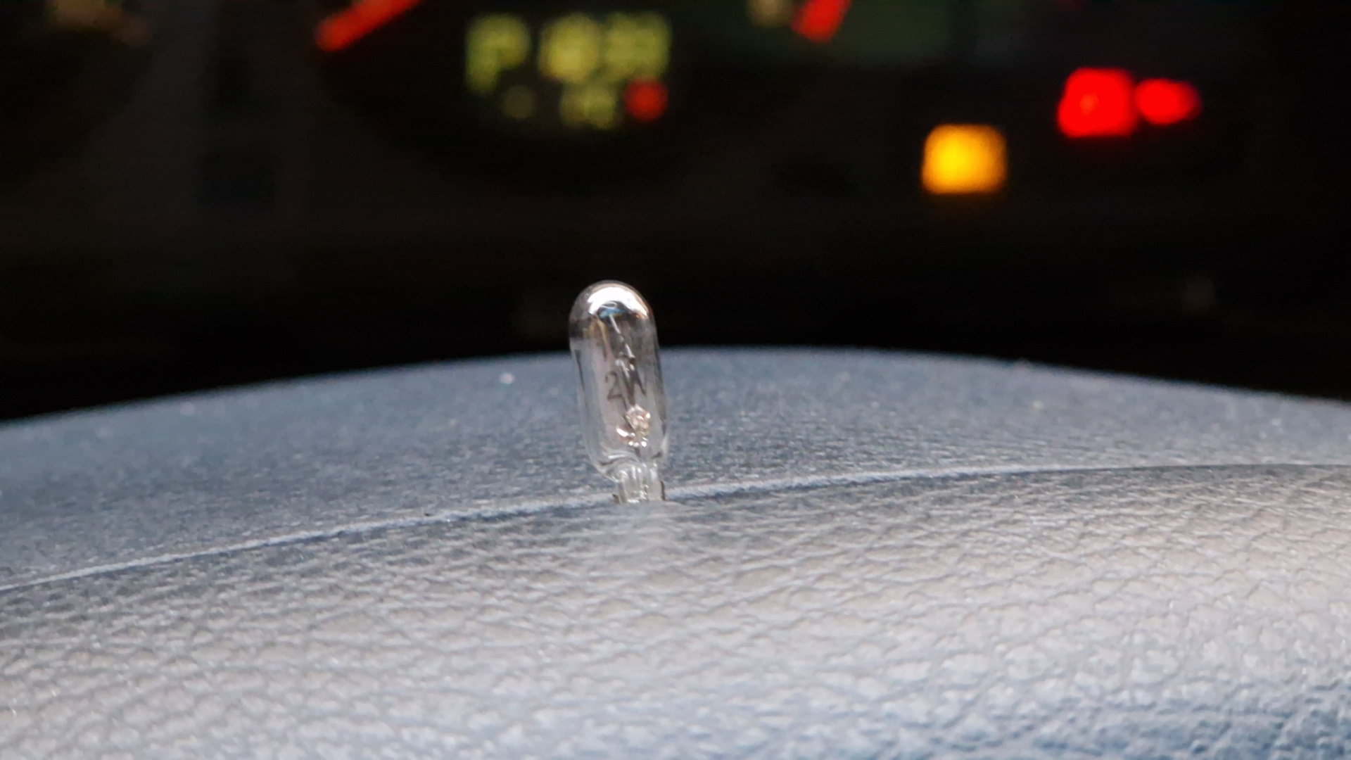 9472110 лампочка приборной панели — Volvo XC70 II, 2,4 л, 2002 года ...