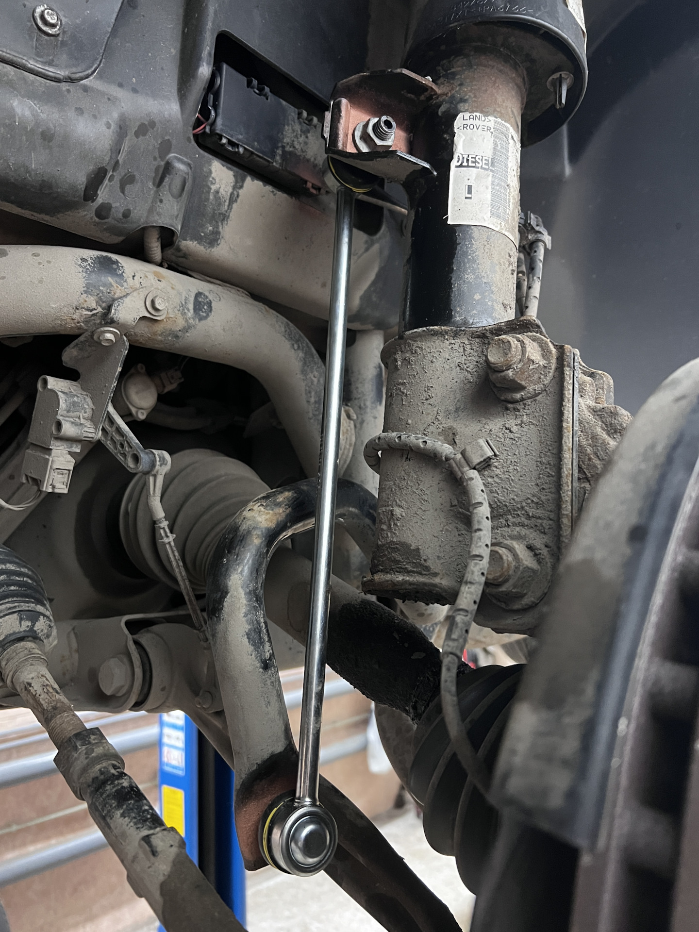 Замена стойки переднего стабилизатора — Land Rover Range Rover (3G), 3 ...