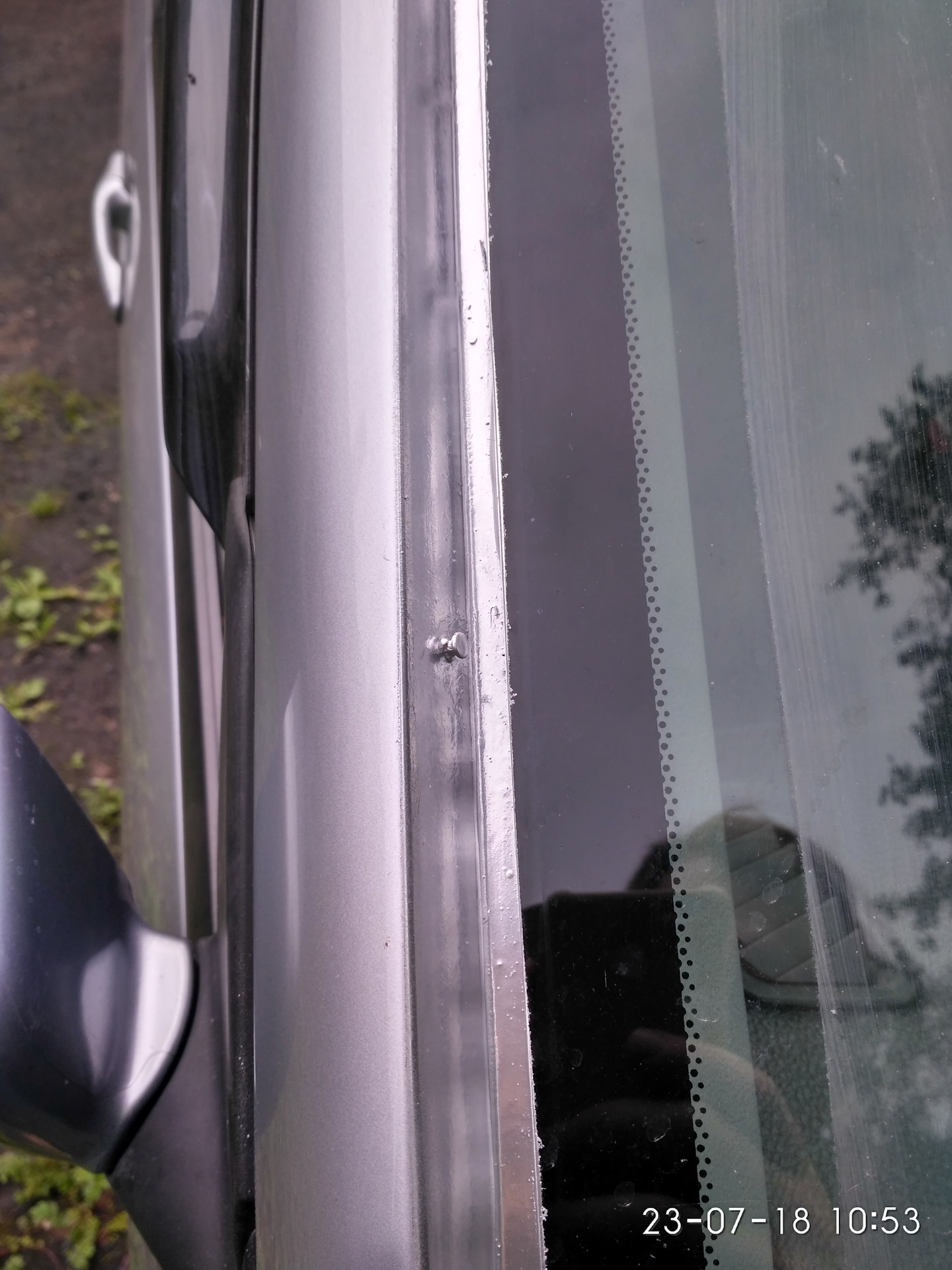 Ржавчина под молдингом у стекла — Mitsubishi Lancer IX, 1,6 л, 2006 ...