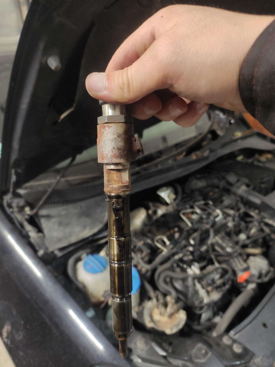 Замена топливной форсунки — Volkswagen Golf Variant (Mk6), 1,6 л, 2011 ...