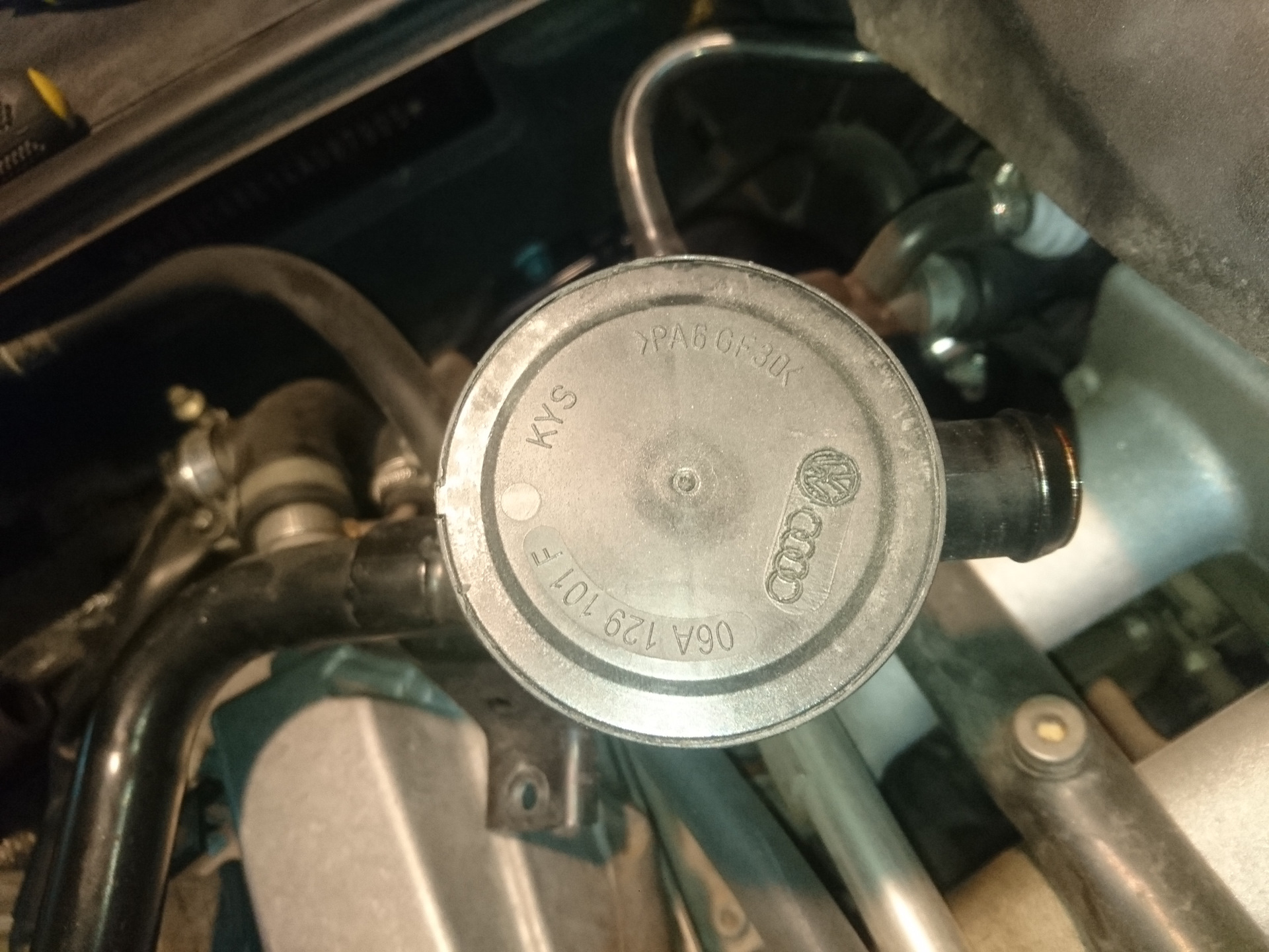 Замена патрубка 058133785B, чистка клапана СВВ, замена обратного ...