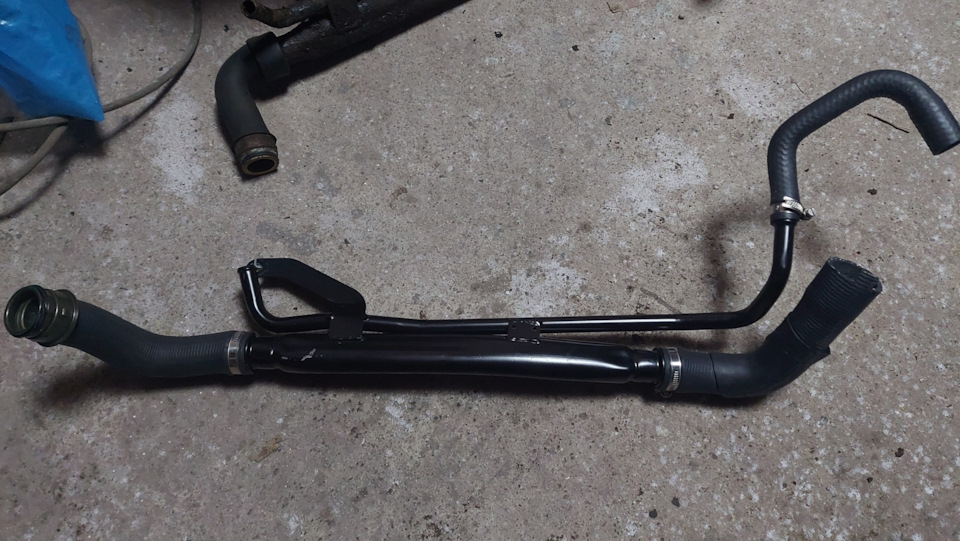 Нижний патрубок радиатора и поводок водительского дворника — Peugeot ...