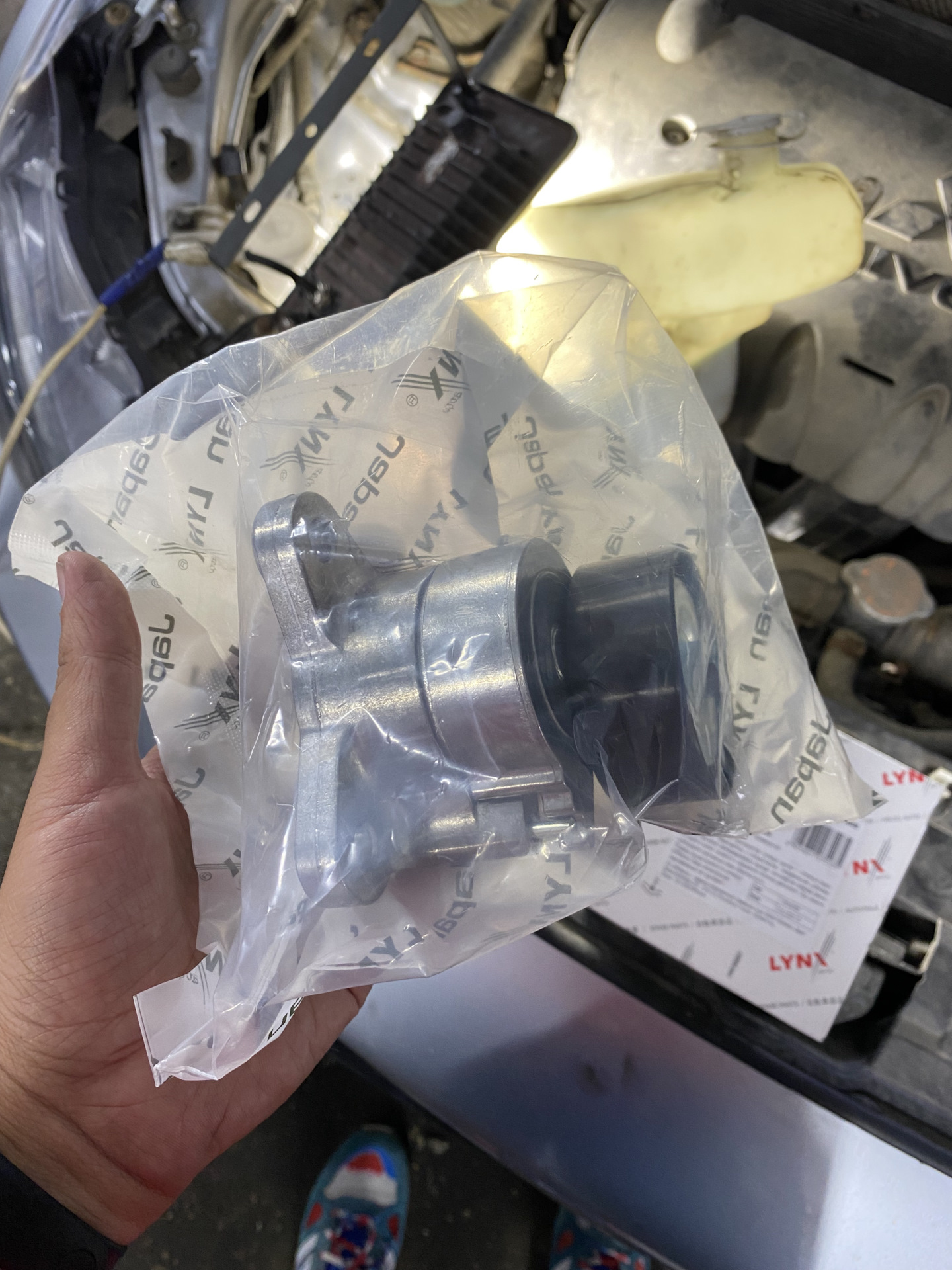 Замена натяжителя приводного ремня — Mitsubishi Lancer X, 1,8 л, 2008 ...