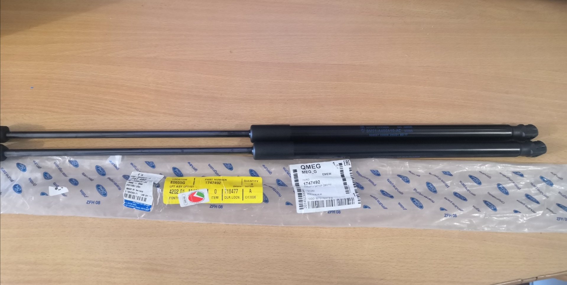 Новые упоры двери багажника — Ford Focus III Hatchback, 1,6 л., 2011 ...