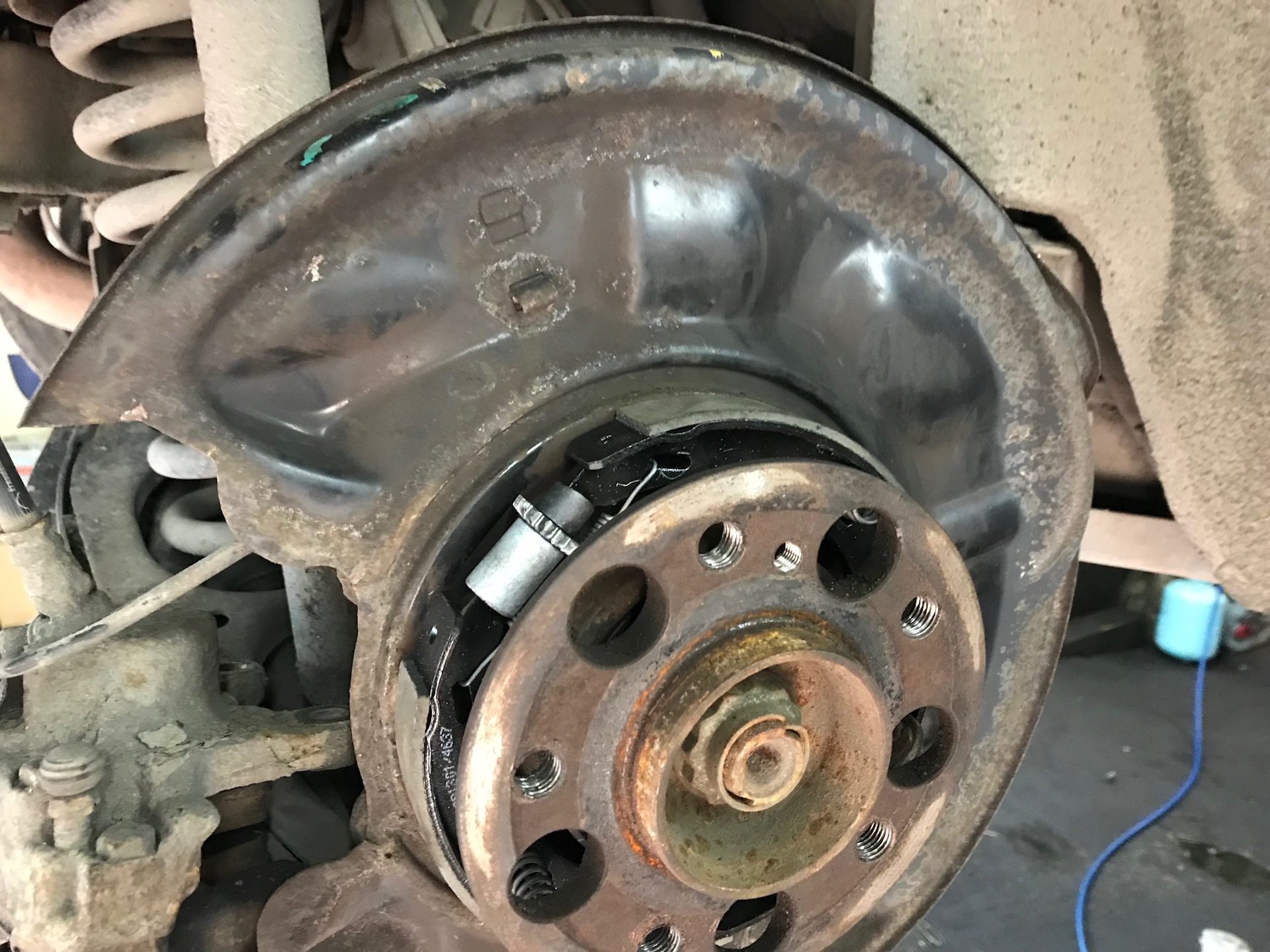 Замена колодок ручника и тормозных дисков — Mercedes-Benz CLK (W209), 3 ...