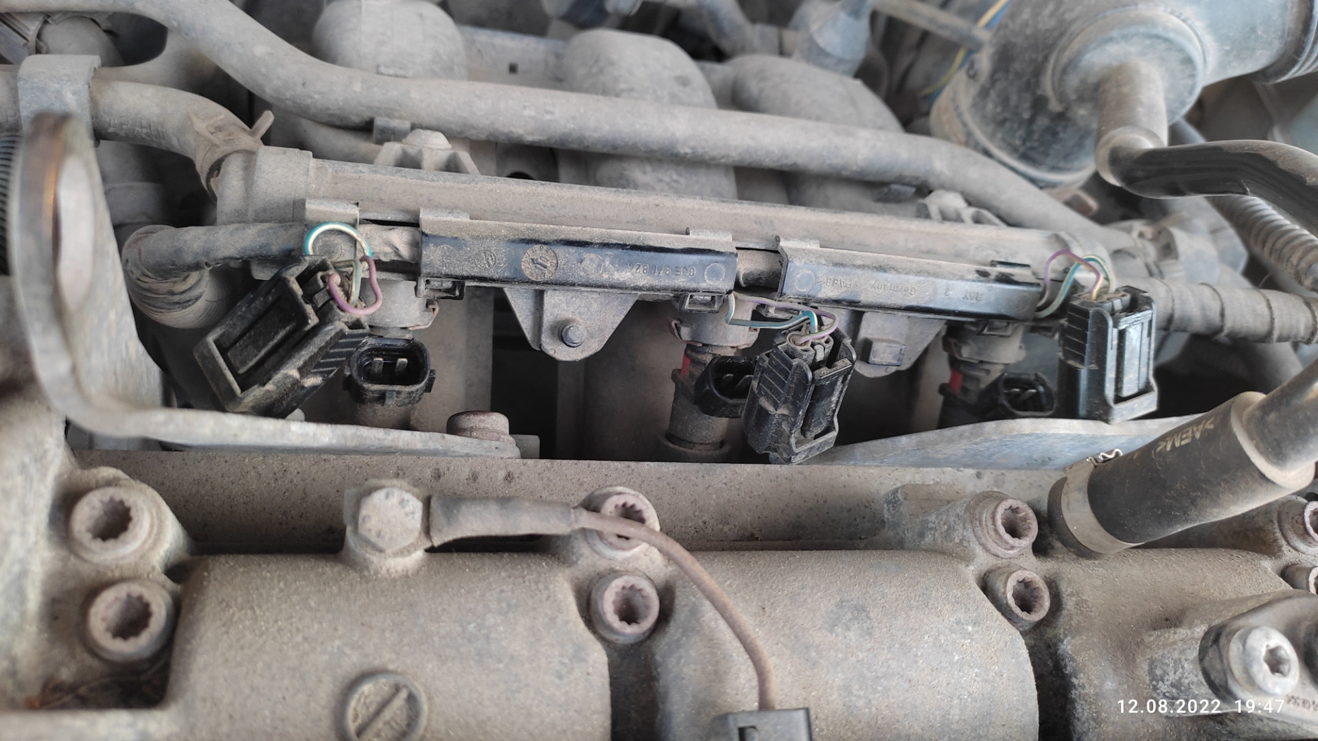 Замена прокладки кронштейна масляного фильтра. — Skoda Fabia Mk2, 1,2 л ...