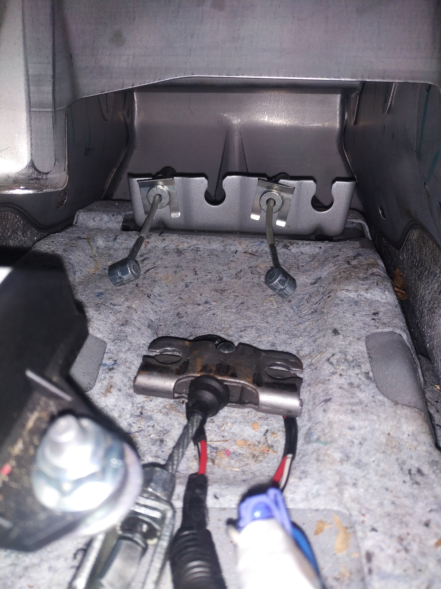 Стояночный тормоз — Toyota Camry (XV40), 2,4 л, 2007 года | своими ...