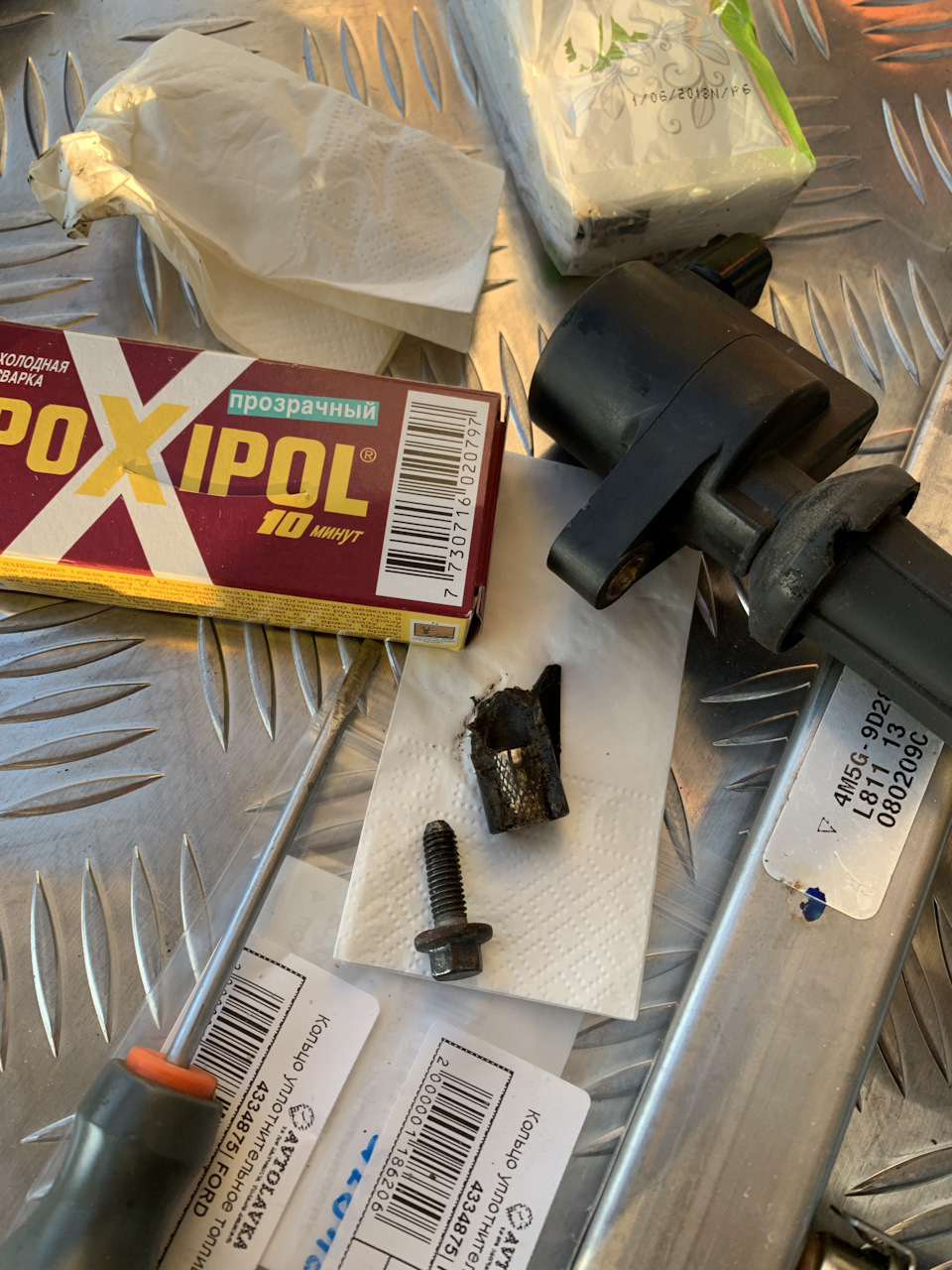 Крепление катушки зажигания в клапанной крышке — Ford Focus Sedan II, 1 ...