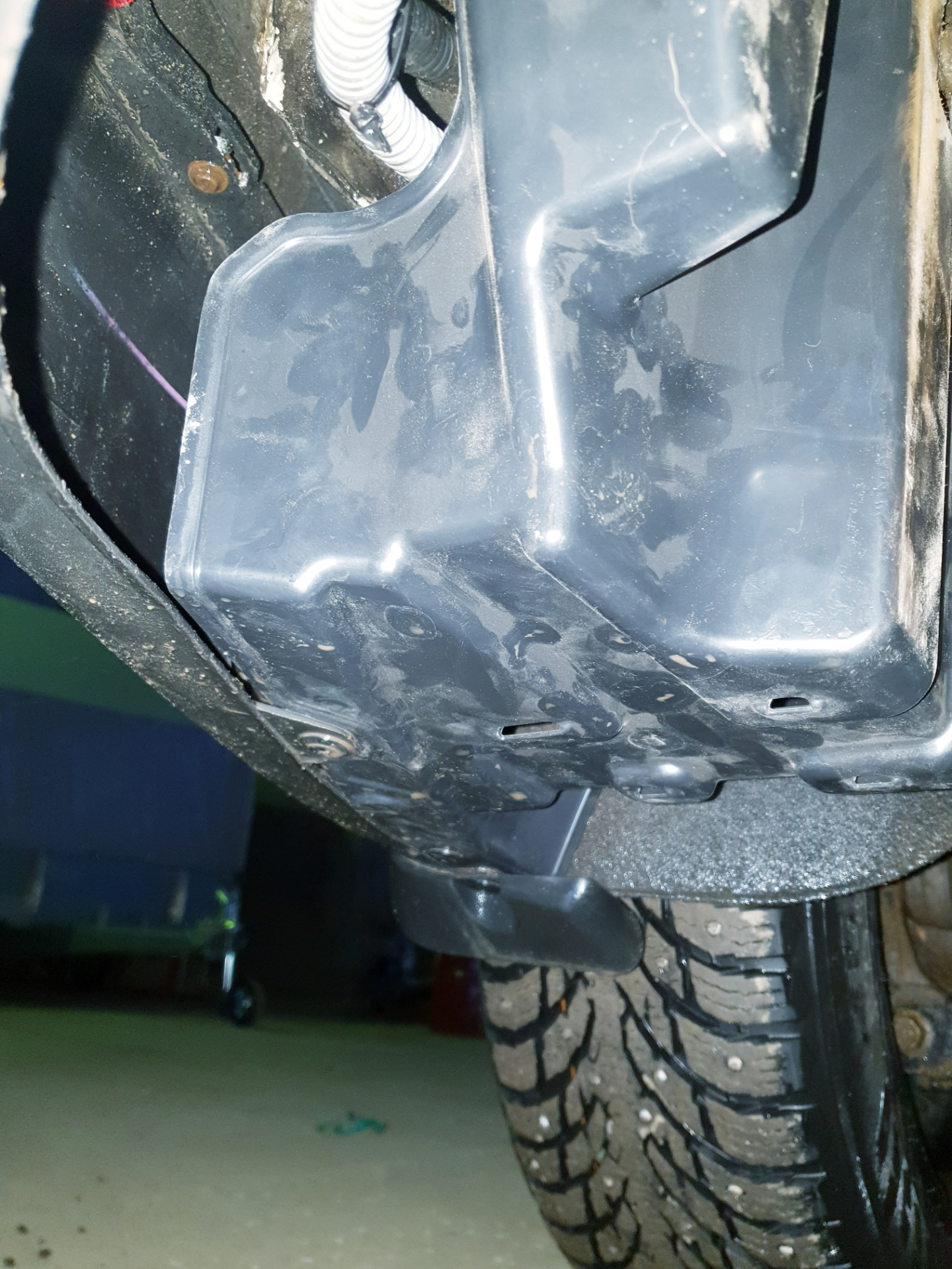 Защитные кожухи заднего бампера — Hyundai Santa Fe (3G), 2,2 л, 2013 ...