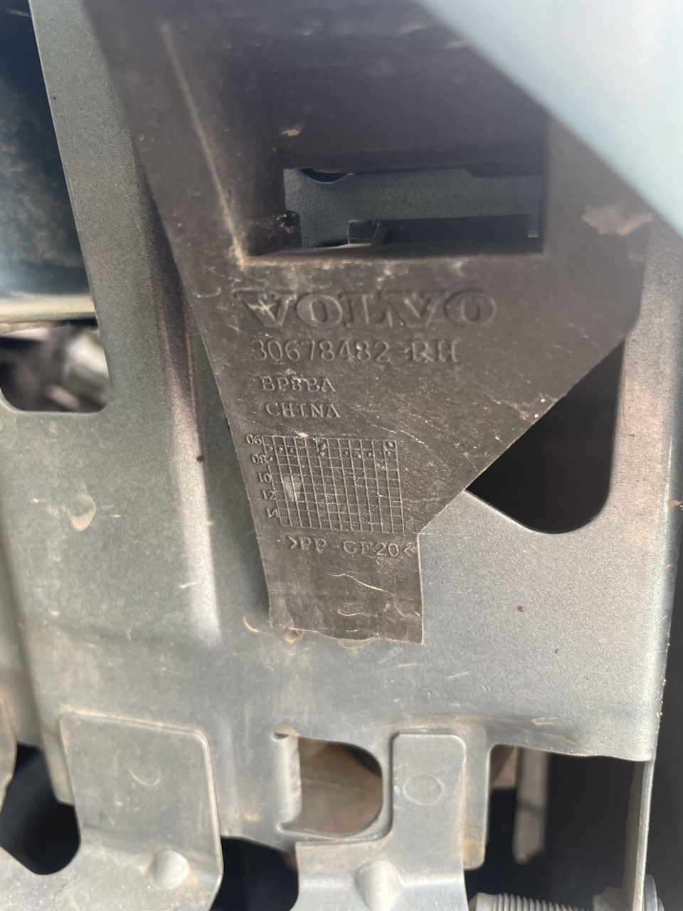 30678482 Кронштейн переднего правого бампера для V50 Volvo | Запчасти ...