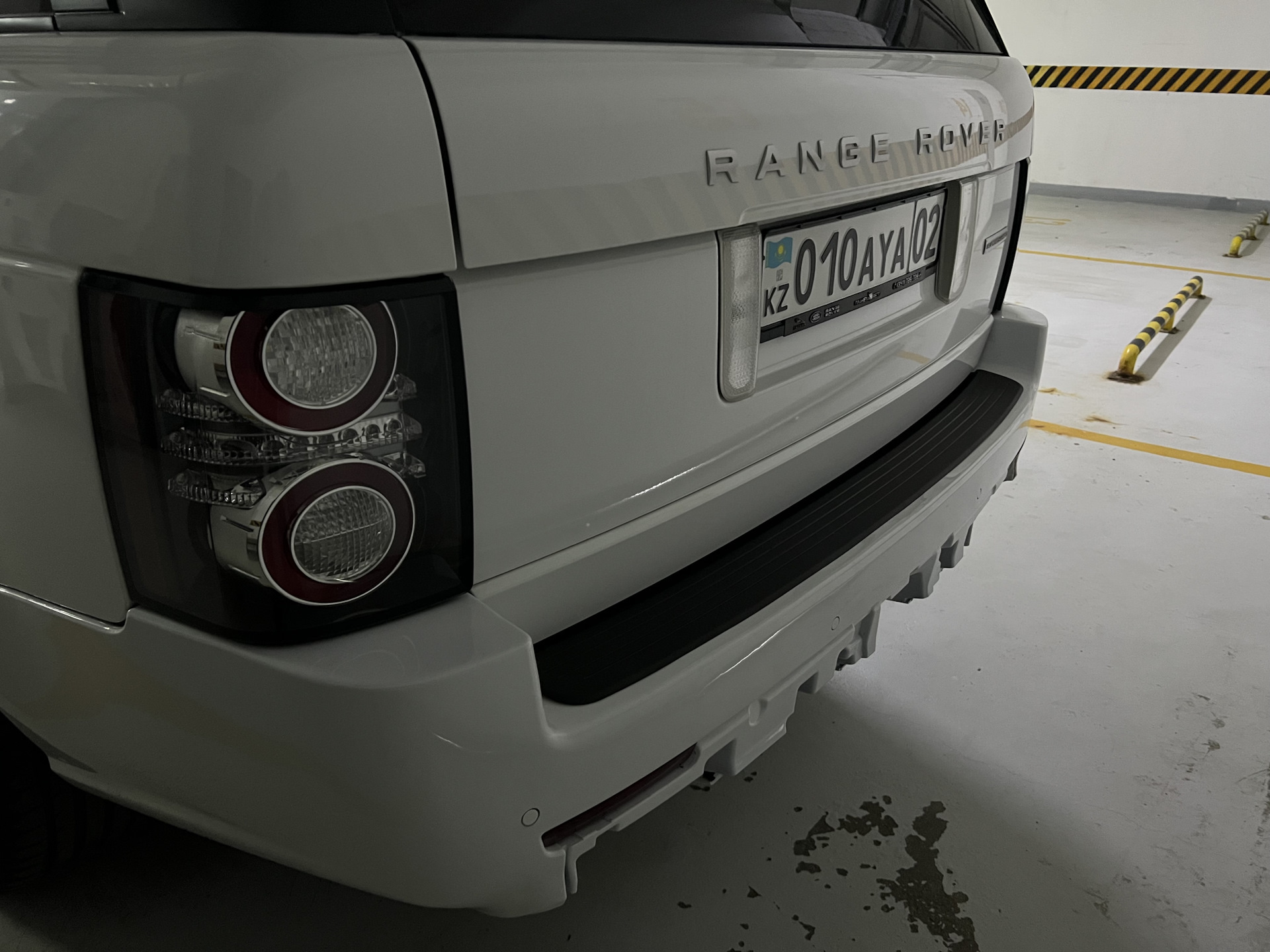 Замена всей оптики. Накладки на задний бампер. Шильдик. — Land Rover ...