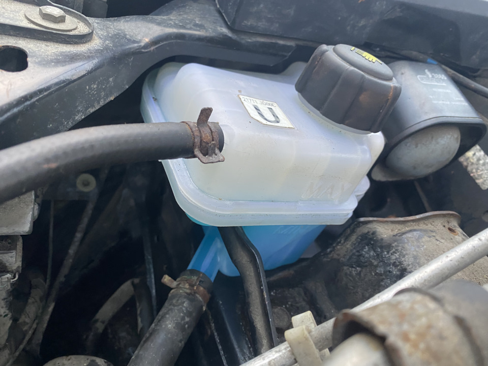 Замена расширительного бочка и рычага стеклоочистителя — Nissan ...