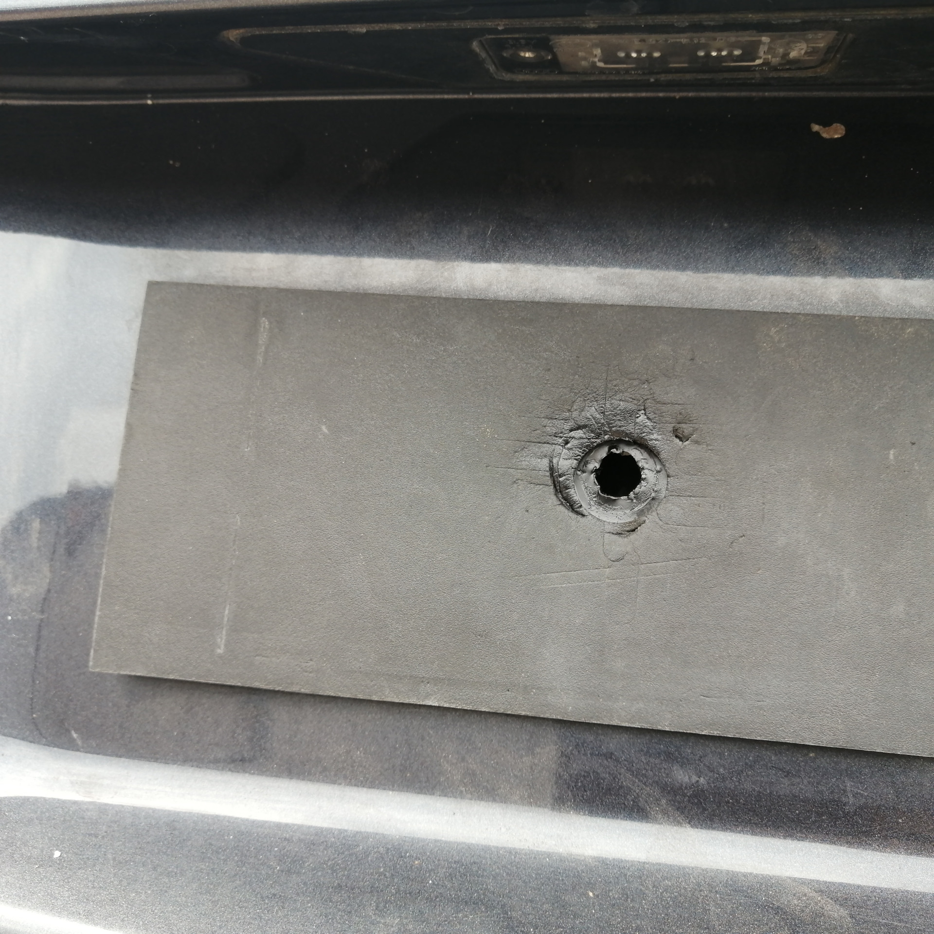 Замена резьбовых заклепок крепления номерного знака — Audi A6 (C6), 3 л ...