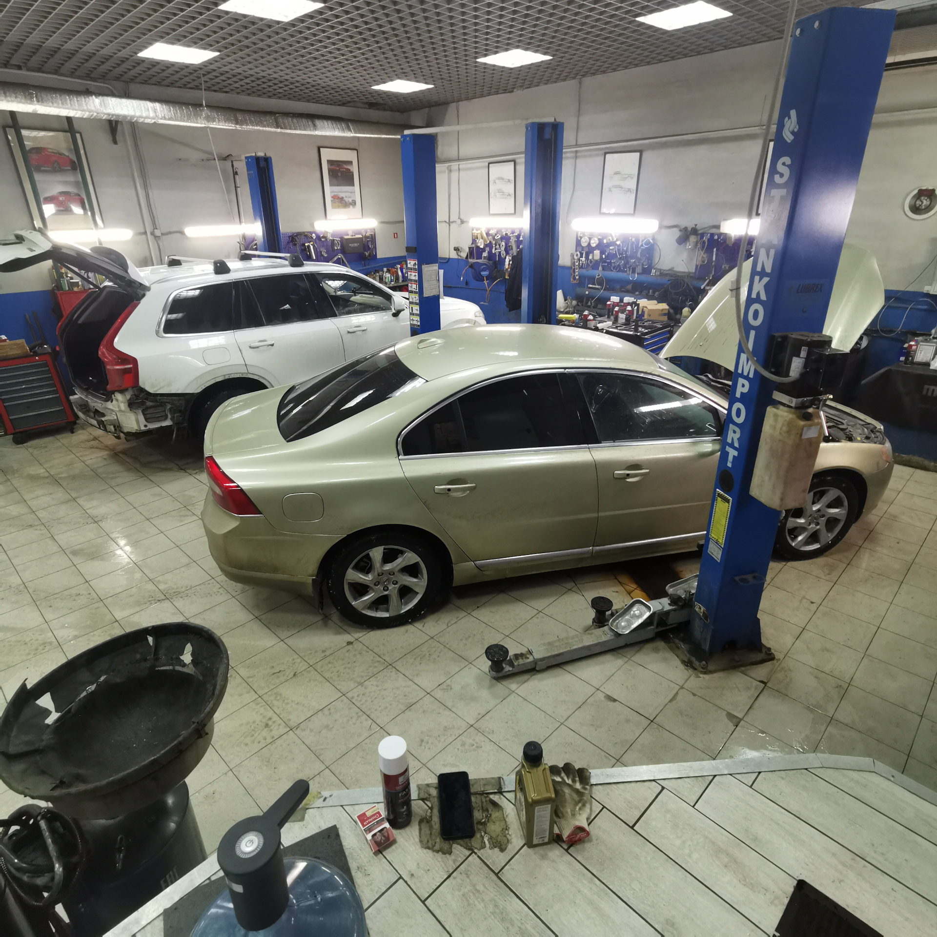 Замена приводных ремней и обгонной муфты генератора — Volvo S80 (2G), 2 ...