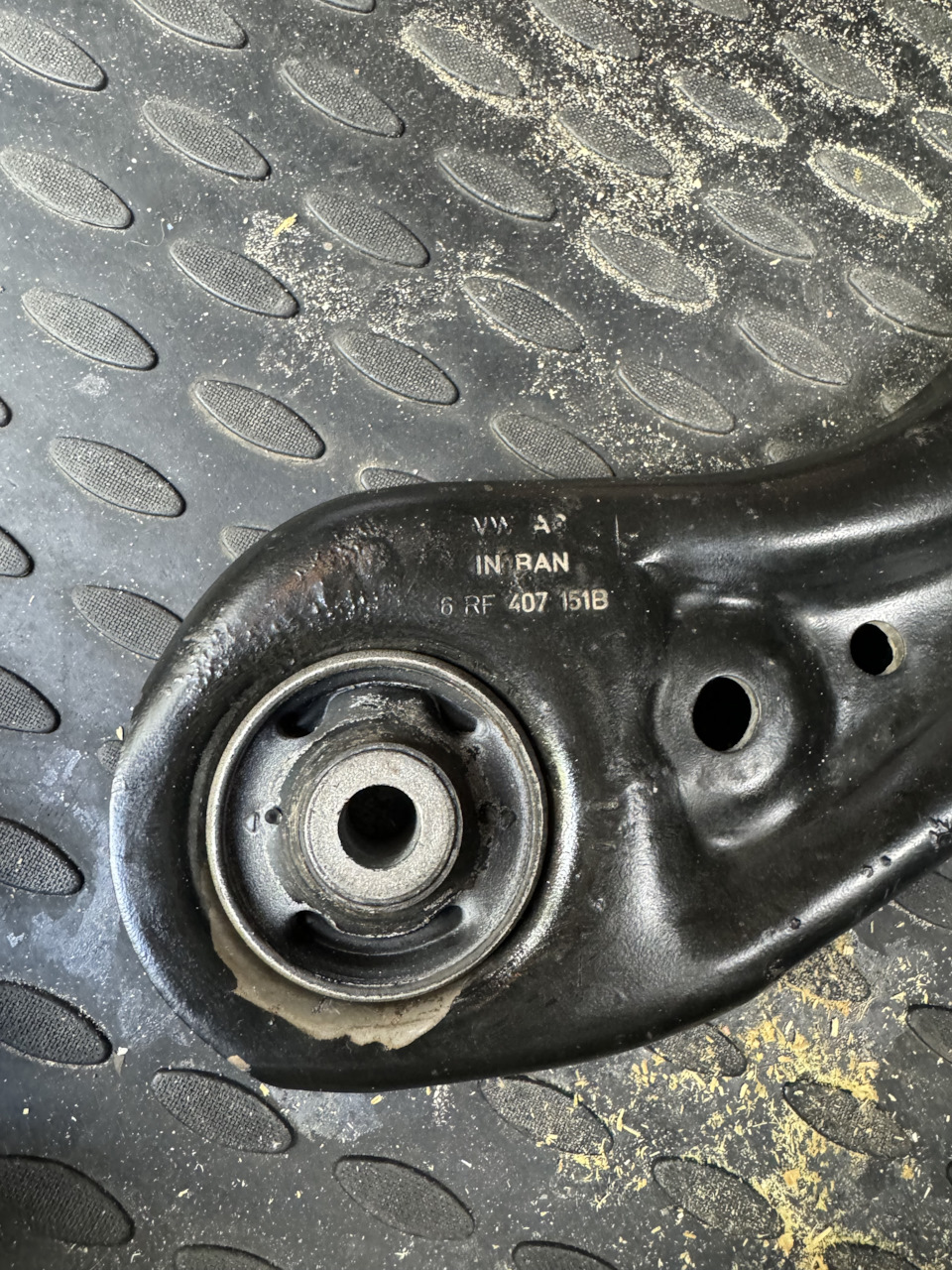 6RF407151B Рычаг подвески, поперечный VAG | Запчасти на DRIVE2