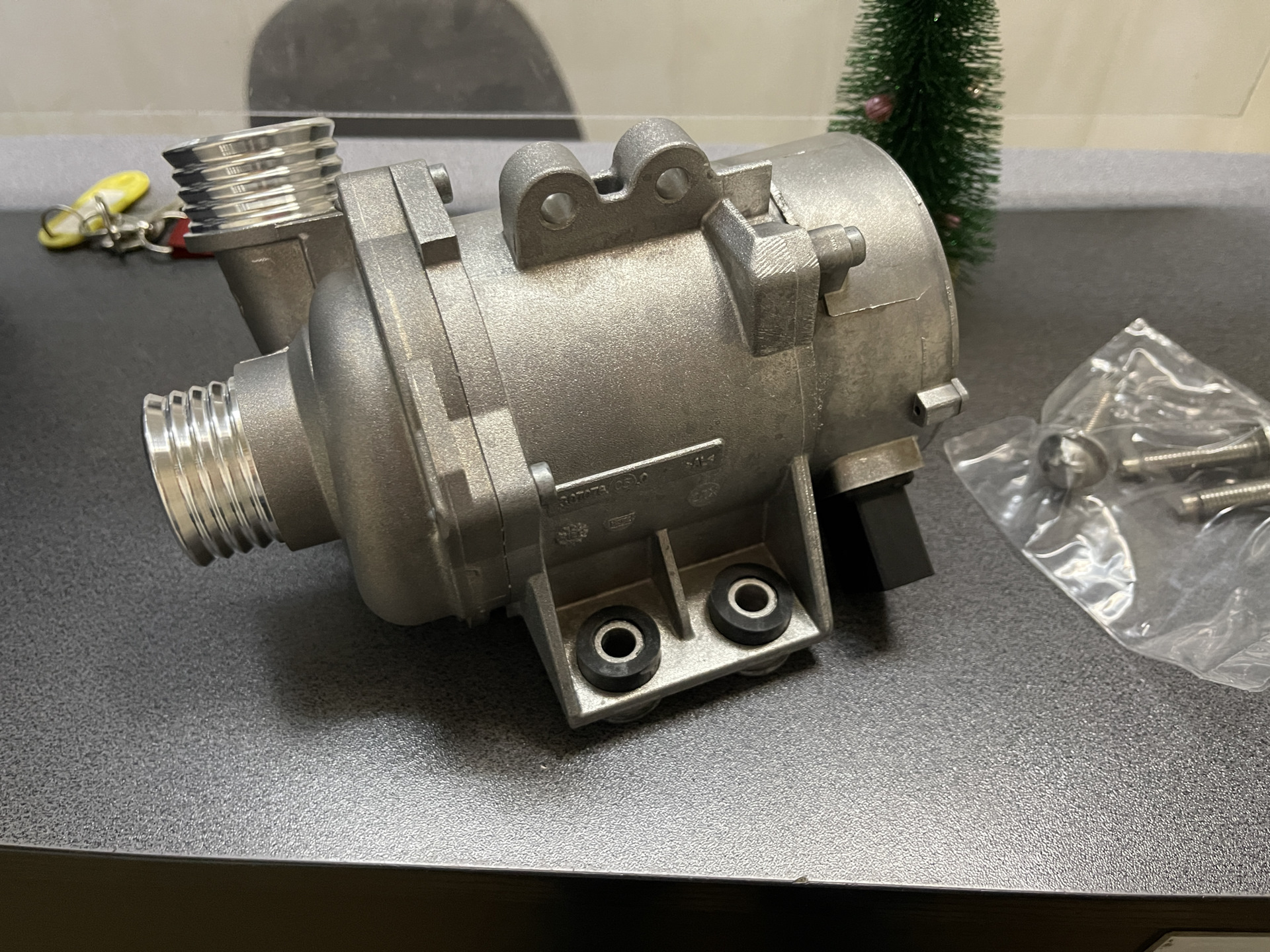 Замена электро помпы — BMW 5 series (E60), 3 л, 2006 года | поломка ...