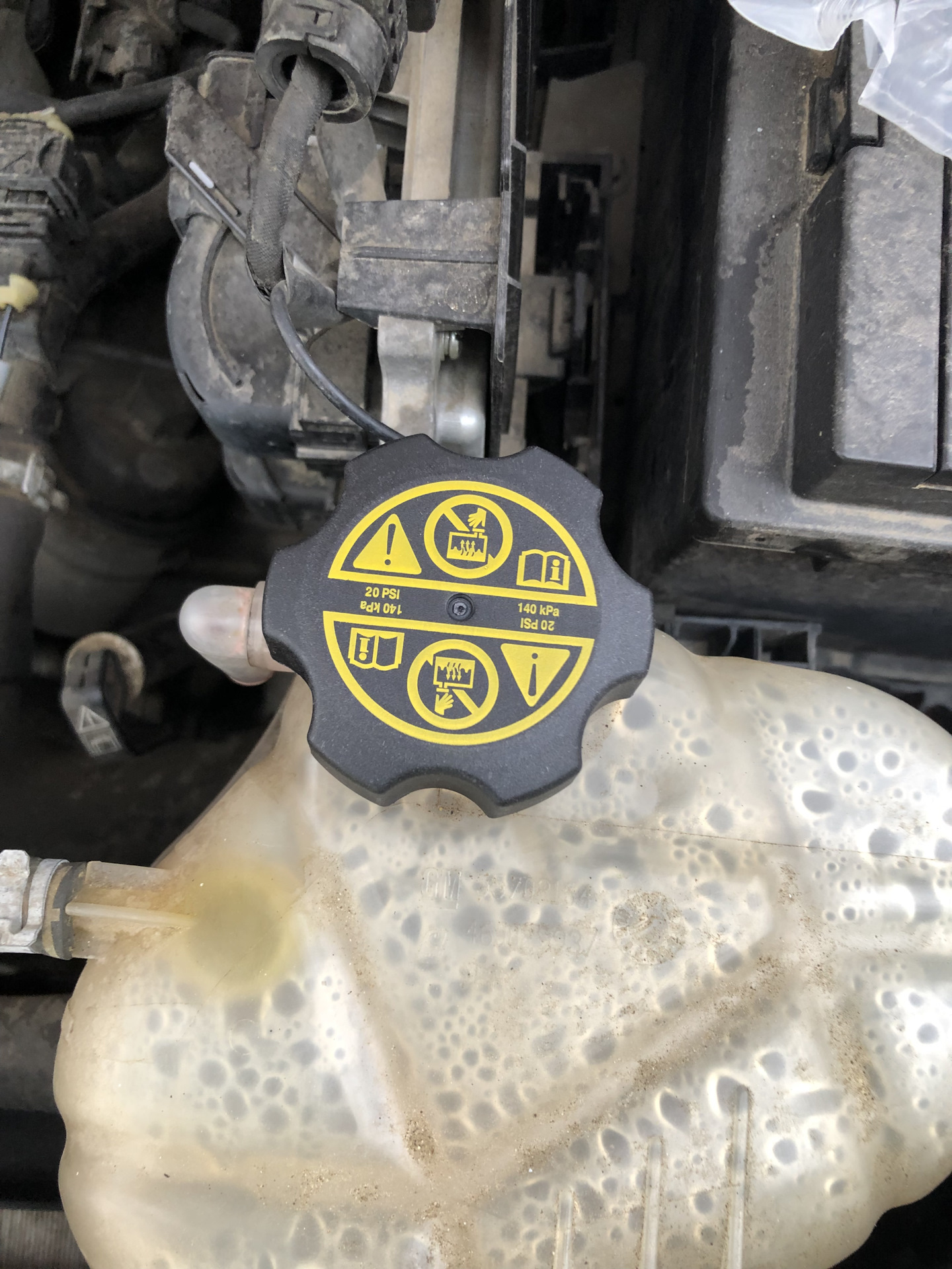 Колпачок и крышка расширительного бачка — Opel Corsa D, 1,4 л, 2013 ...