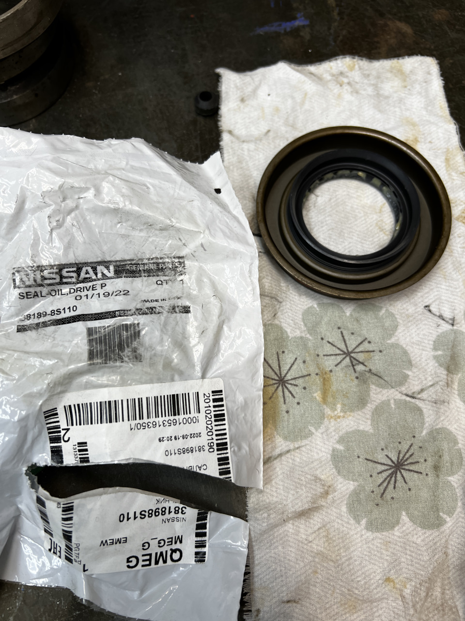 Замена сальника переднего редуктора и масла, масла в акпп и передних ...