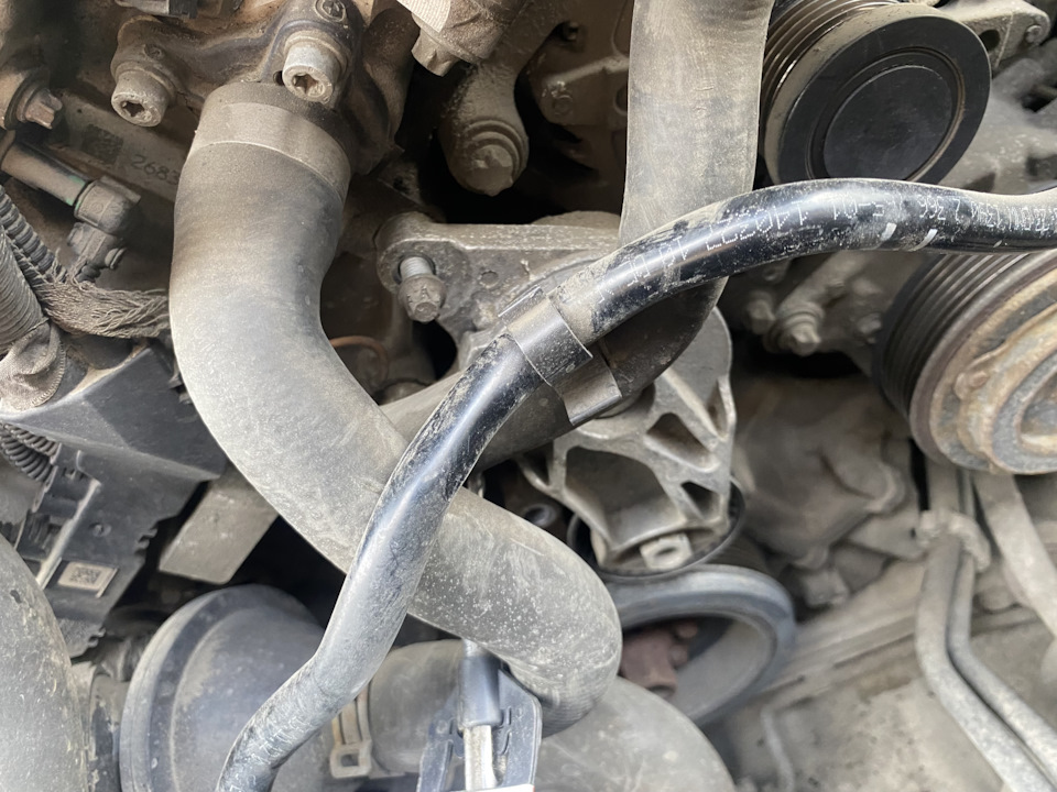 Заменя ролика натяжителя и поликлинового ремня — BMW 3 series (F30), 2 ...