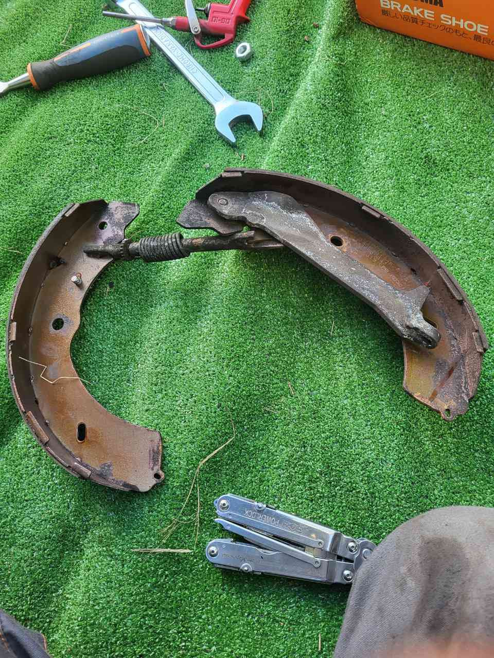 Замена задних тормозных колодок. — Mitsubishi Pajero Sport (2G), 3,2 л ...