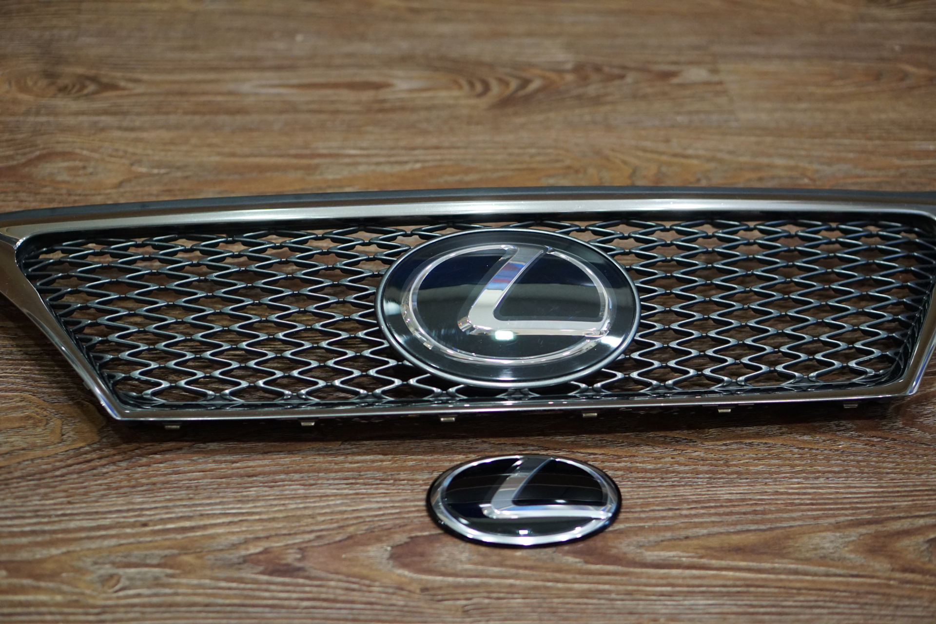 Стеклянные эмблемы — Lexus IS II, 2,5 л, 2008 года | стайлинг | DRIVE2